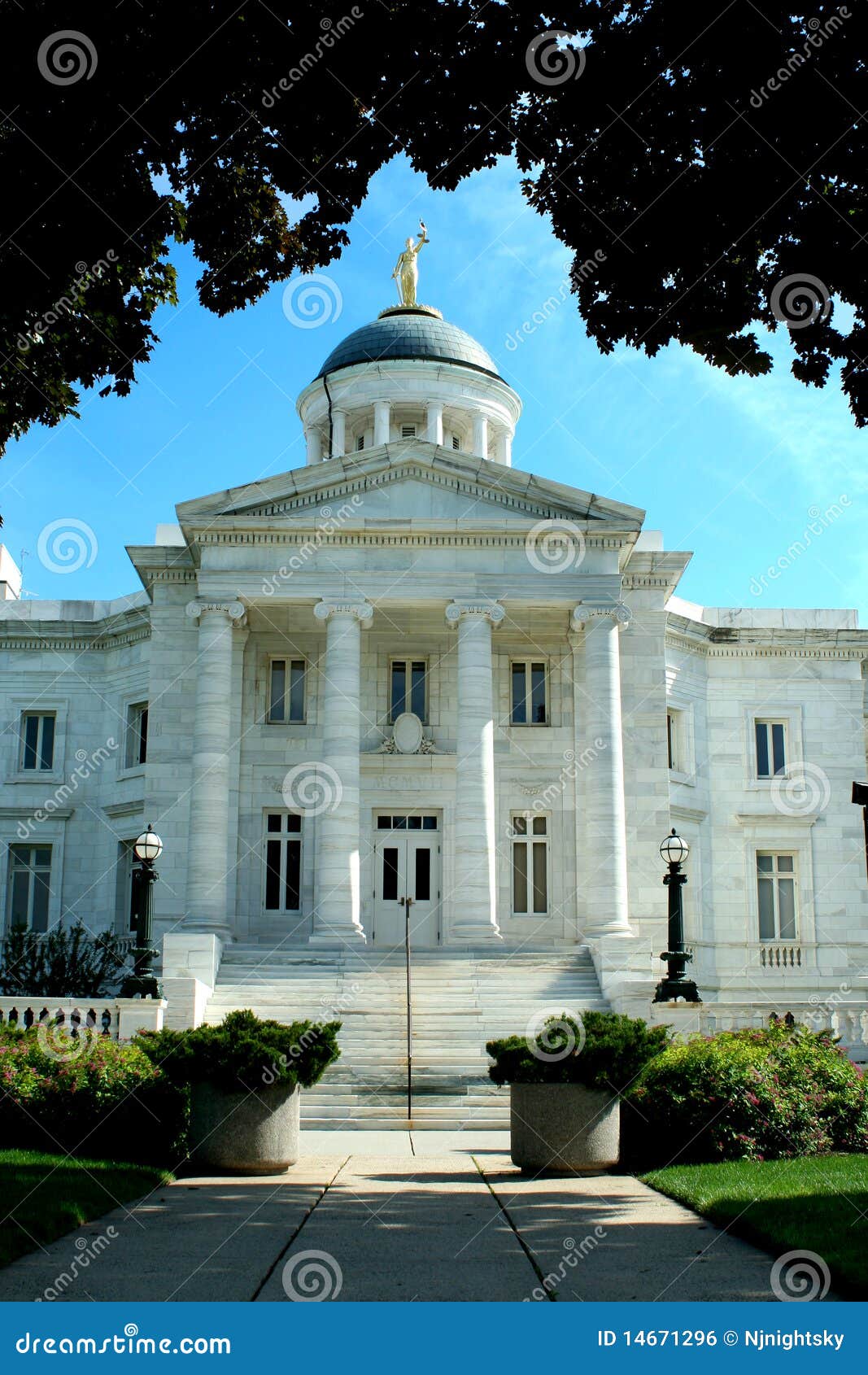 Old Courthouse with Blue Sky Stock Photo - Image of column, stone: 14671296