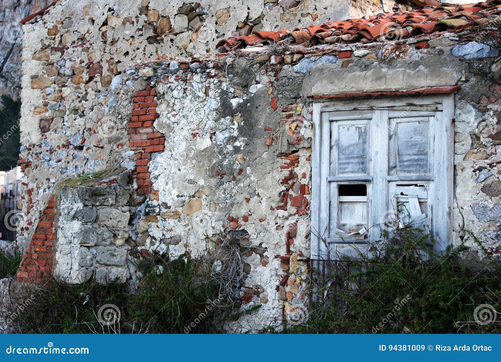 Cracked House And Construction Defects Sign. Correction Of Damage And ...