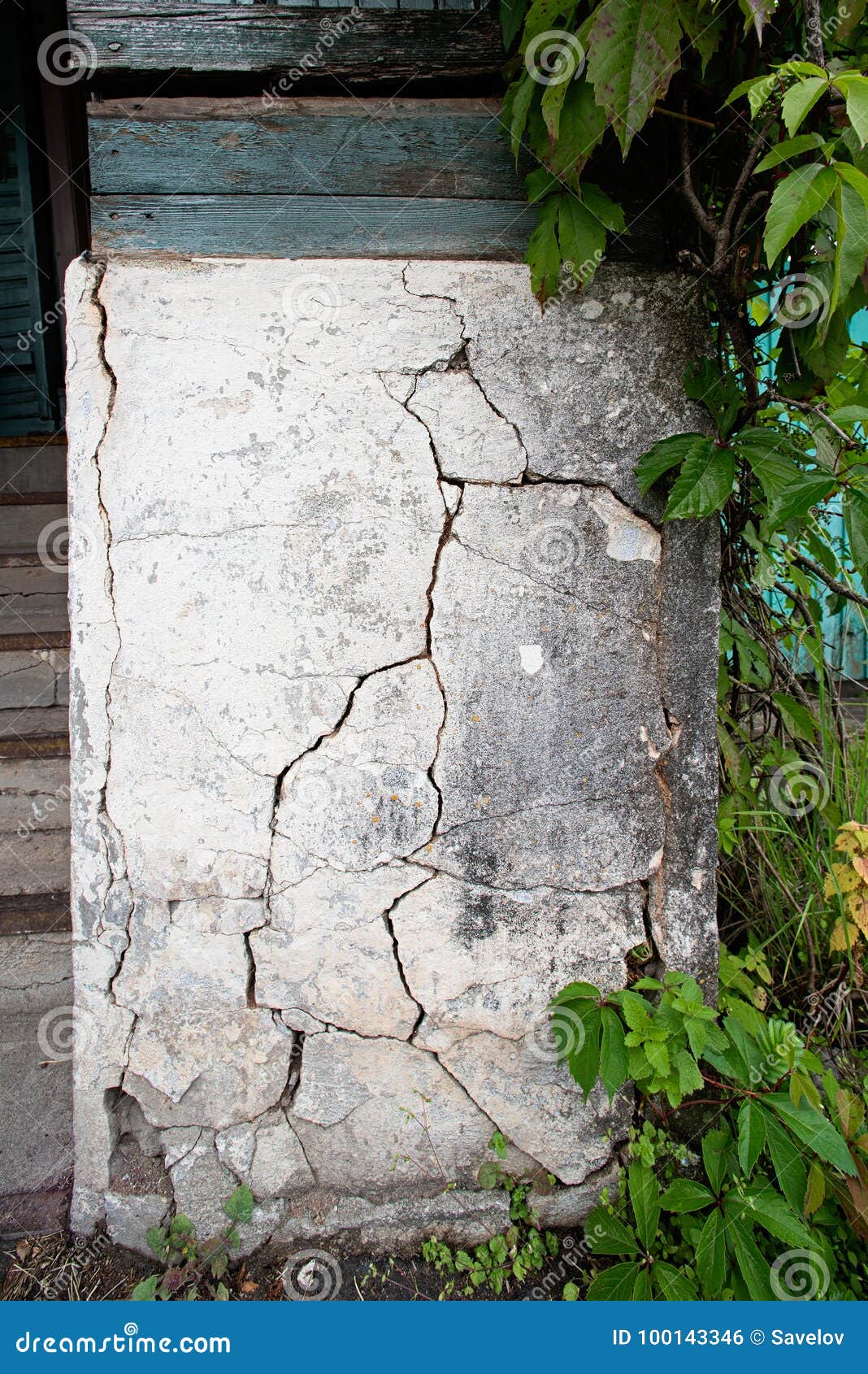 Cracked Column And Reinforced Concrete Royalty-Free Stock Photography ...