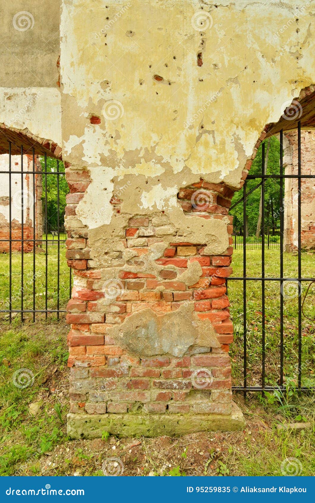 The Old Crumbling Building. Stock Image - Image of house, broken: 95259835