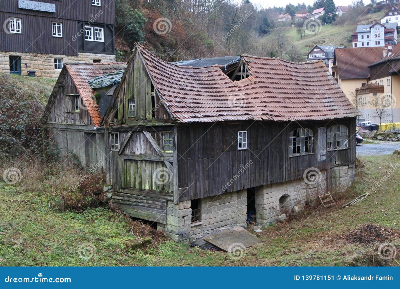 Old dilapidated house editorial photo. Image of tilesrotten - 139781151
