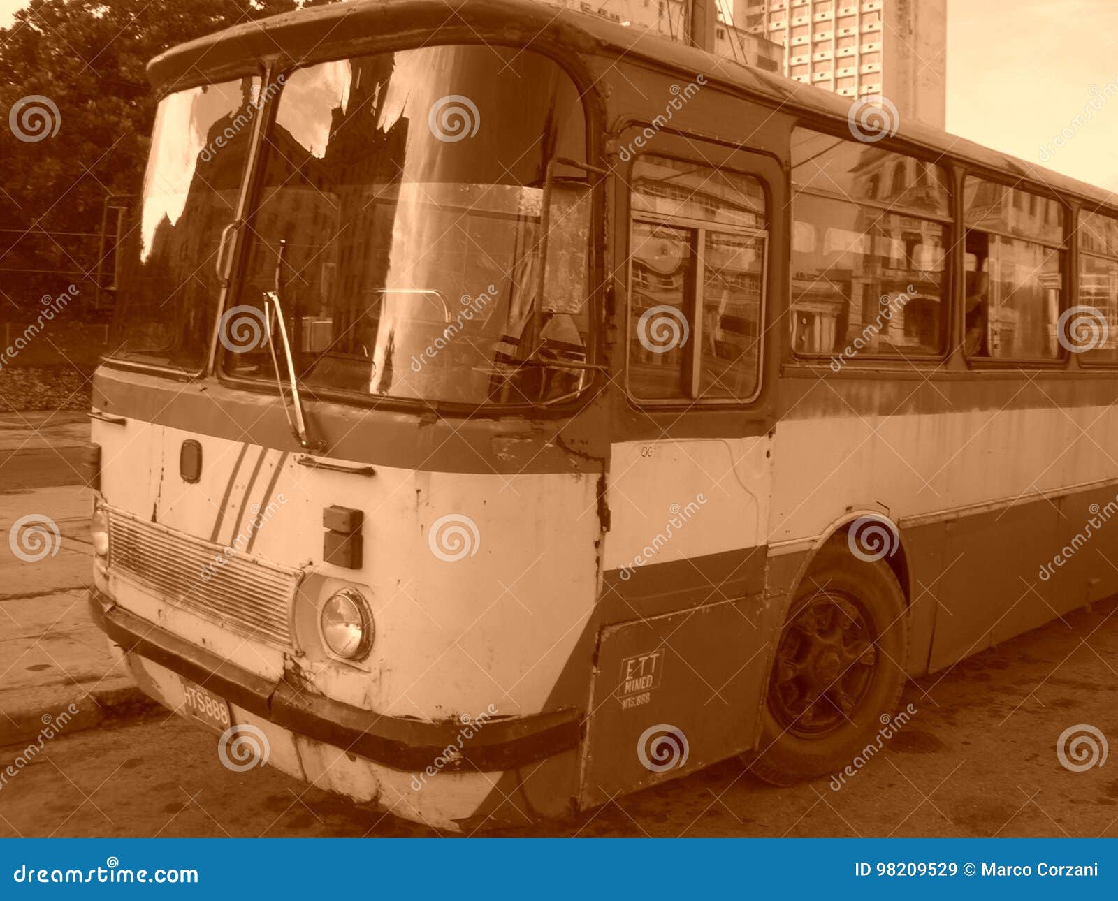 Old Cuban bus editorial stock image. Image of cuban, cars - 98209529