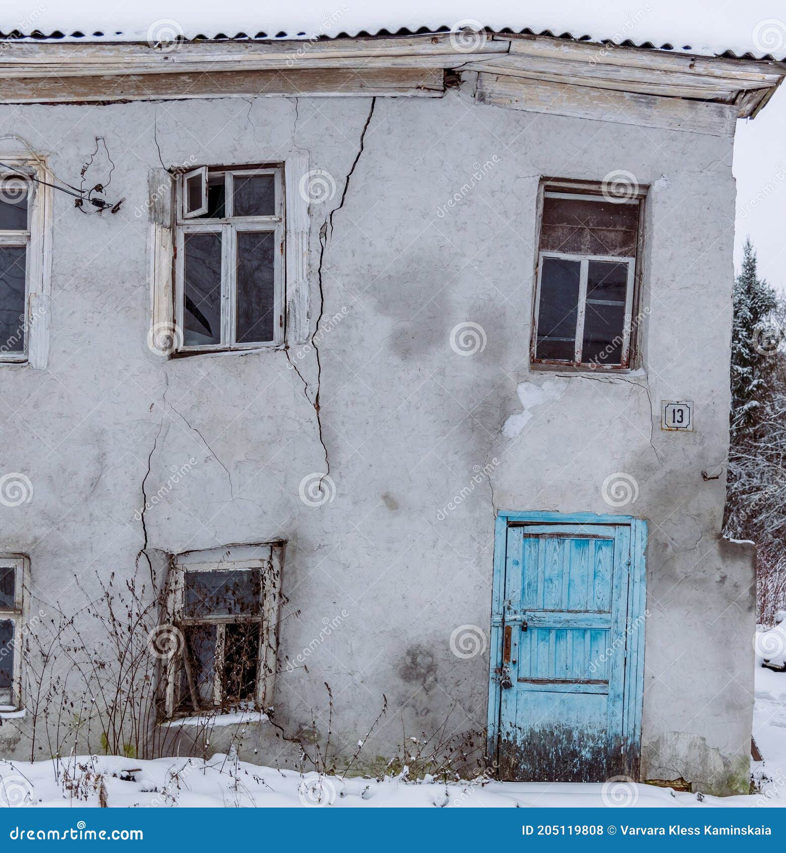 Old Damaged House with Wall Cracks Editorial Stock Photo - Image of ...