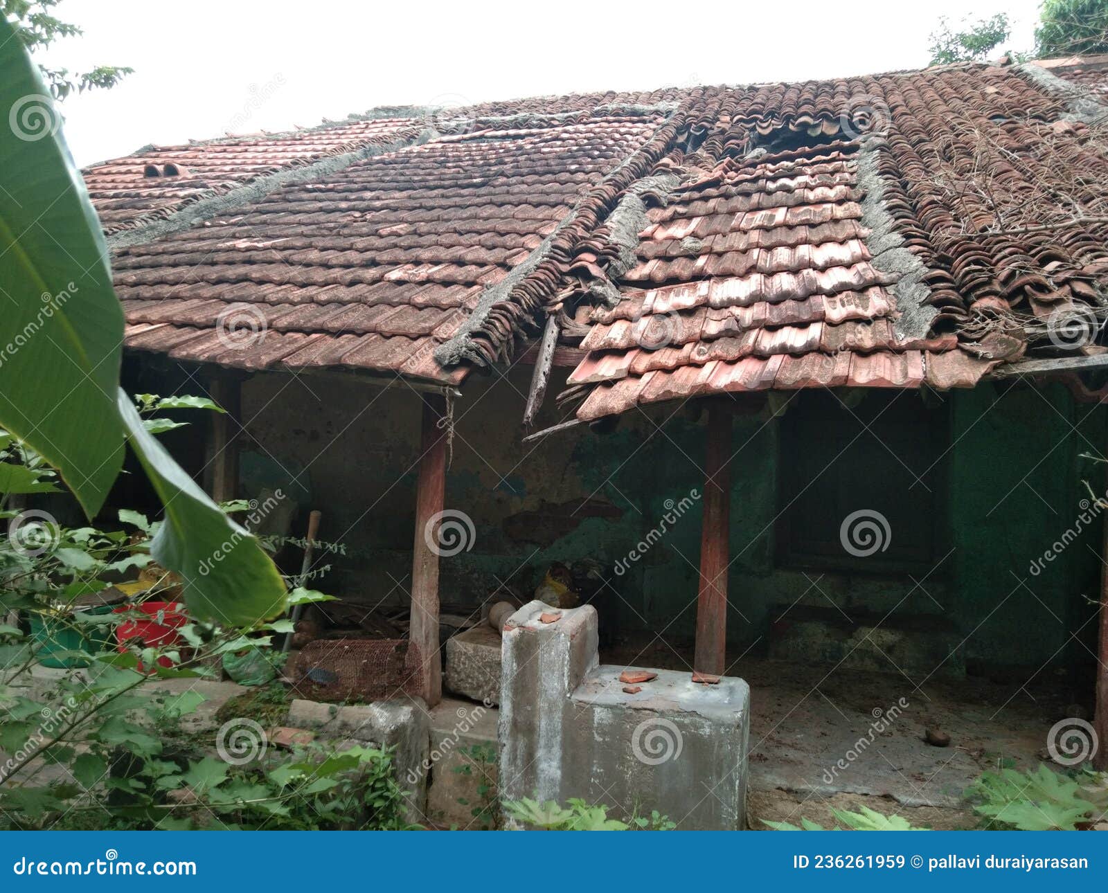 Old Demaged House. Old Traditional House Editorial Stock Image - Image ...