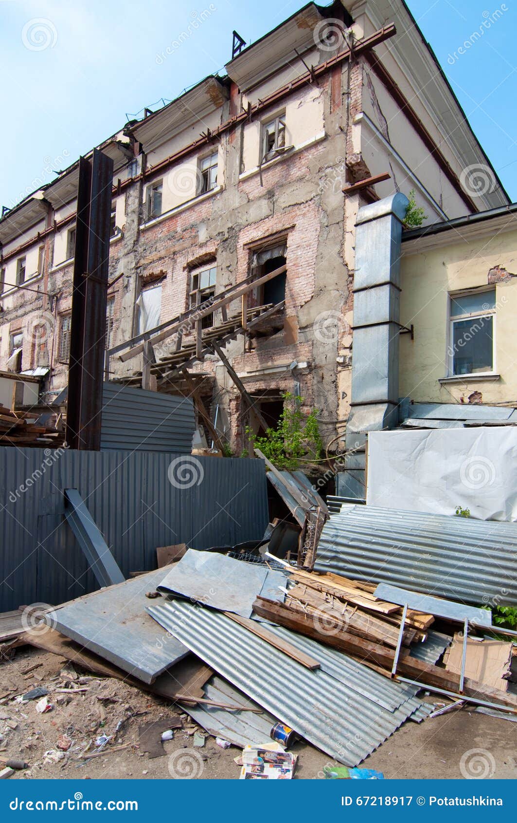 Old destroyed house editorial photography. Image of destruction - 67218917