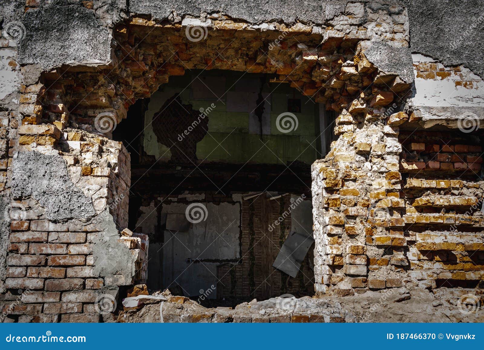 Old, Dirty and Broken Window Editorial Image - Image of architecture ...
