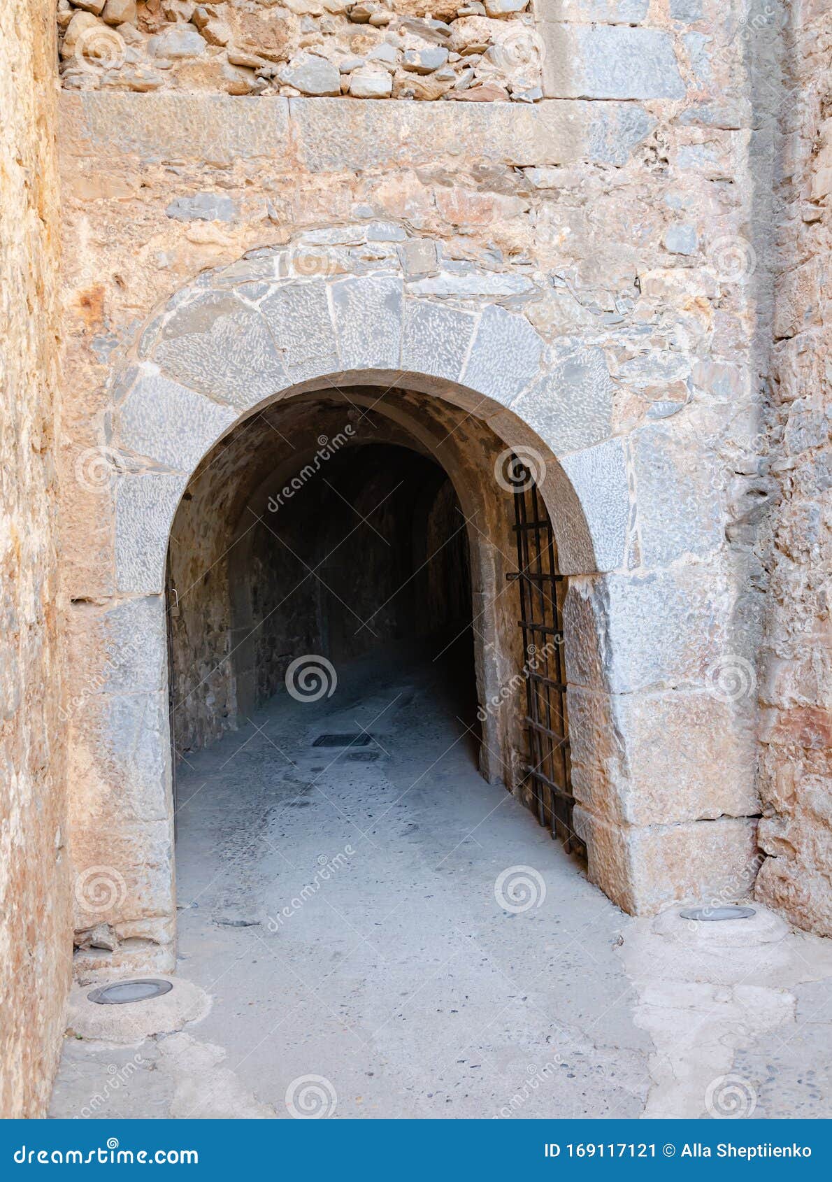 Old Door with Arch and Stone Wall, Historical Ancient Gate Stock Image ...