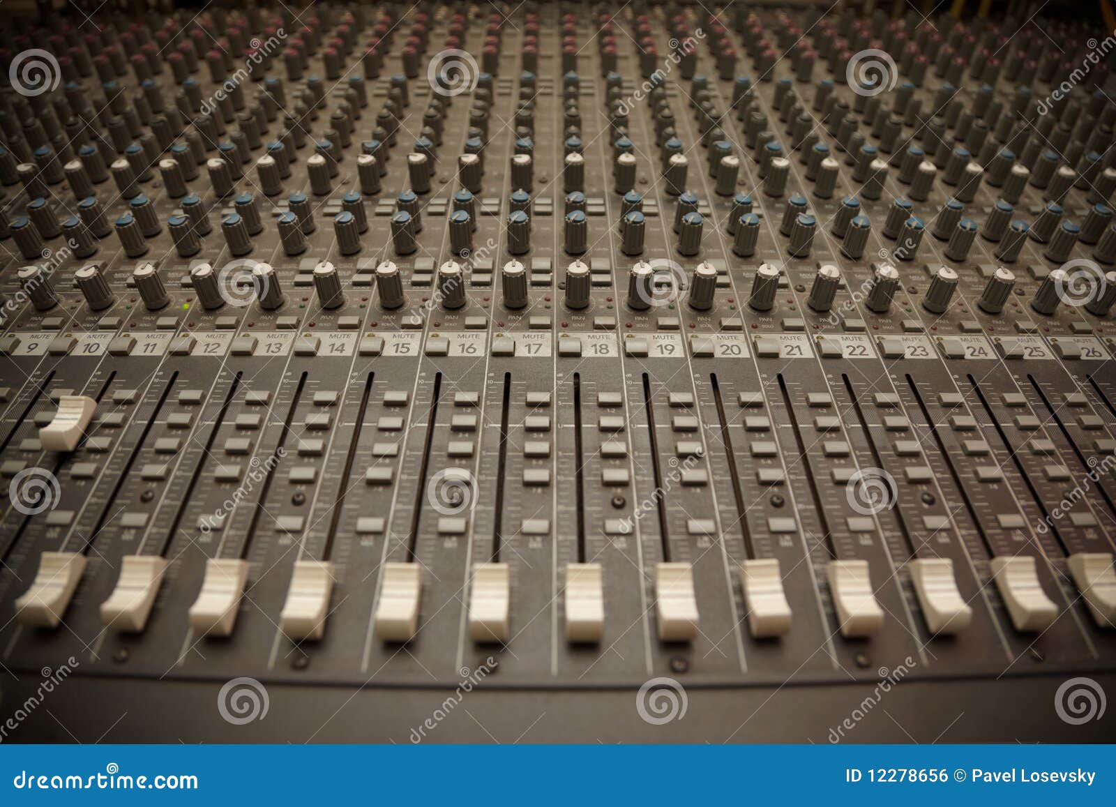 Mixer Pult Royalty-Free Stock Photo | CartoonDealer.com #72689055