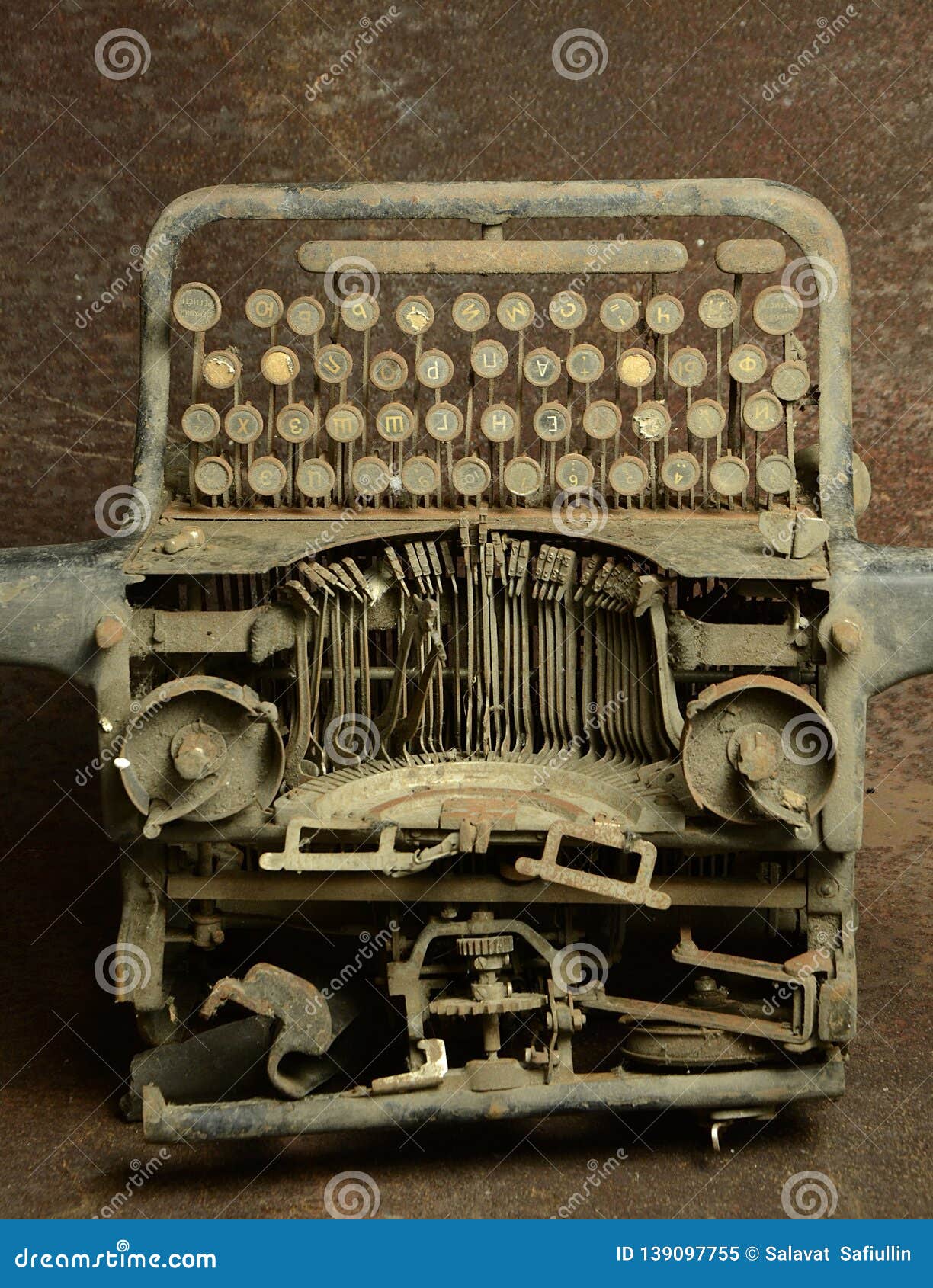 Old dusty rusty typewriter stock image. Image of parts - 139097755