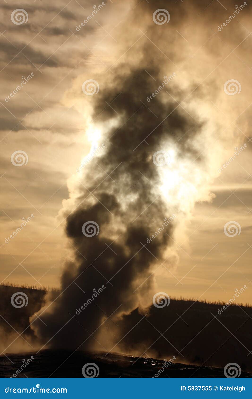 Old Faithful Sunset stock image. Image of faithful, steam - 5837555