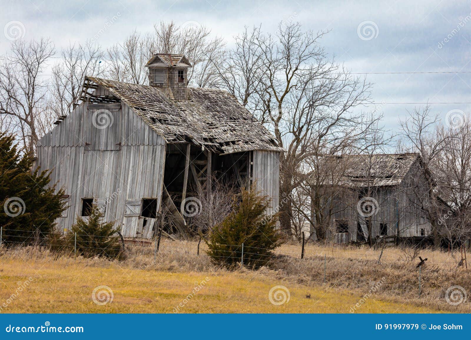 Old Falling Down Barn, Nebraska Stock Image - Image of falling, barn ...