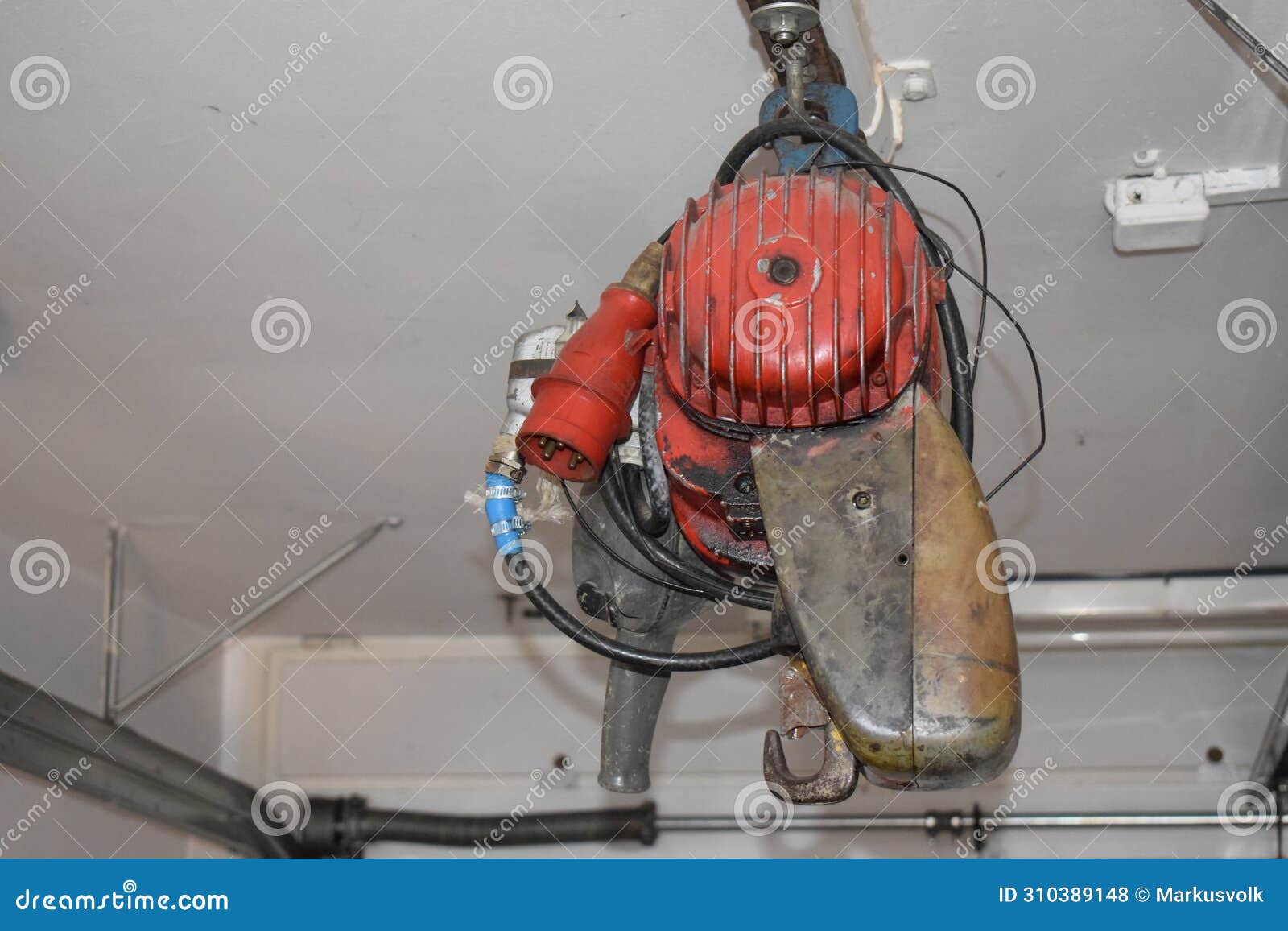 Old Fashioned Oil Chain Based Lifter Stock Photo - Image of device ... Old Fashioned Oil Chain Based Lifter Stock Photo - Image of device ...