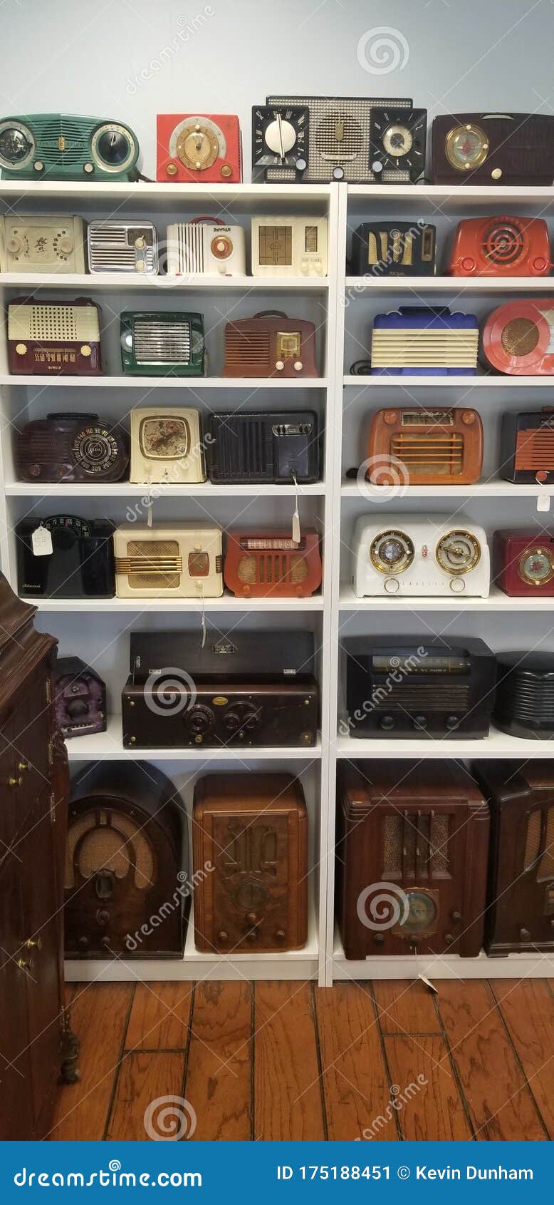 Old Fashioned Radio Collection Shelves Editorial Photo - Image of ...