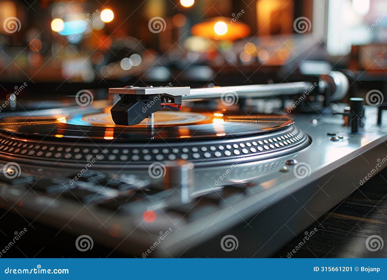 Old-Fashioned Turntable Playing Vinyl Close Up Stock Illustration ...