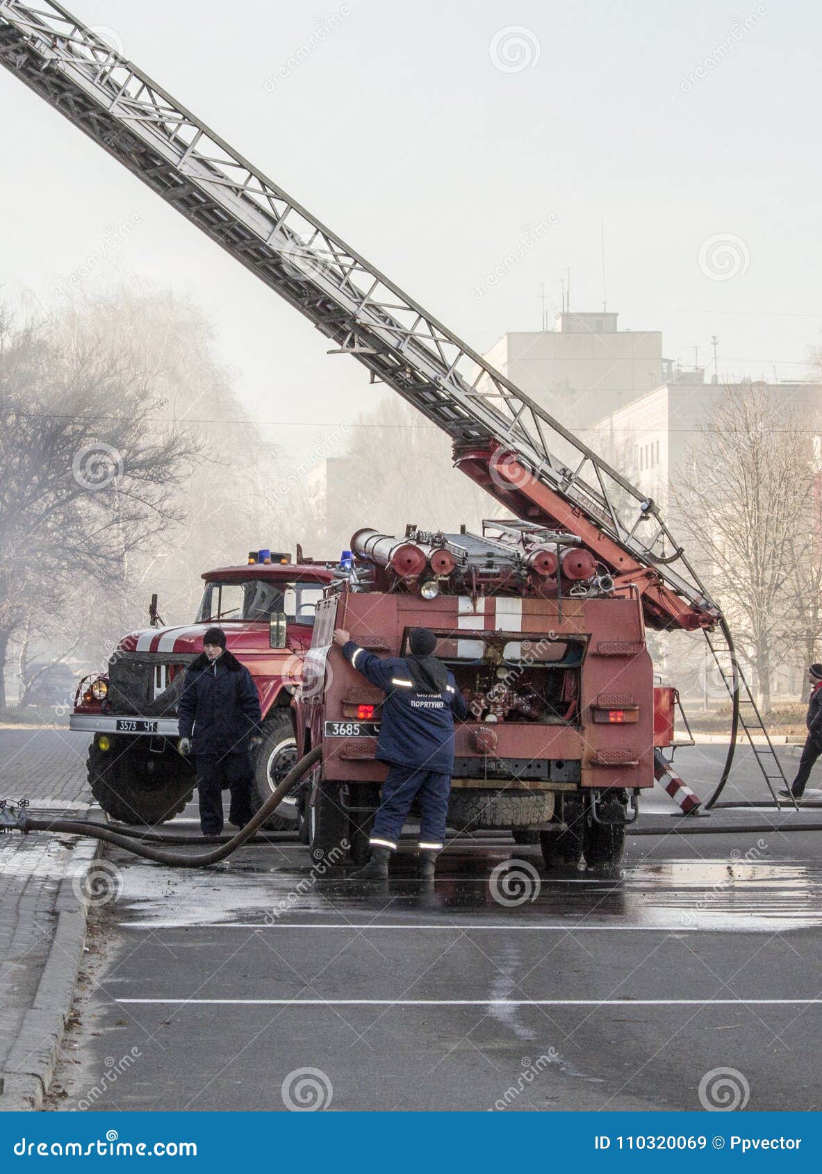 Old Fire Engine, Fire Brigade Editorial Stock Image - Image of crew ...