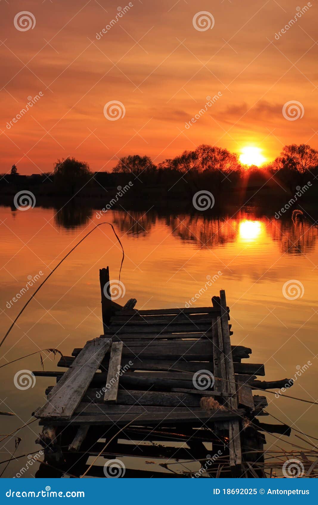 Old Fishing Bridge on the Lake Stock Image - Image of dusk, river: 18692025