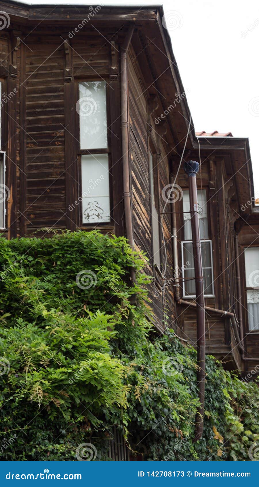 Old Frame House in Green stock image. Image of architecture - 142708173