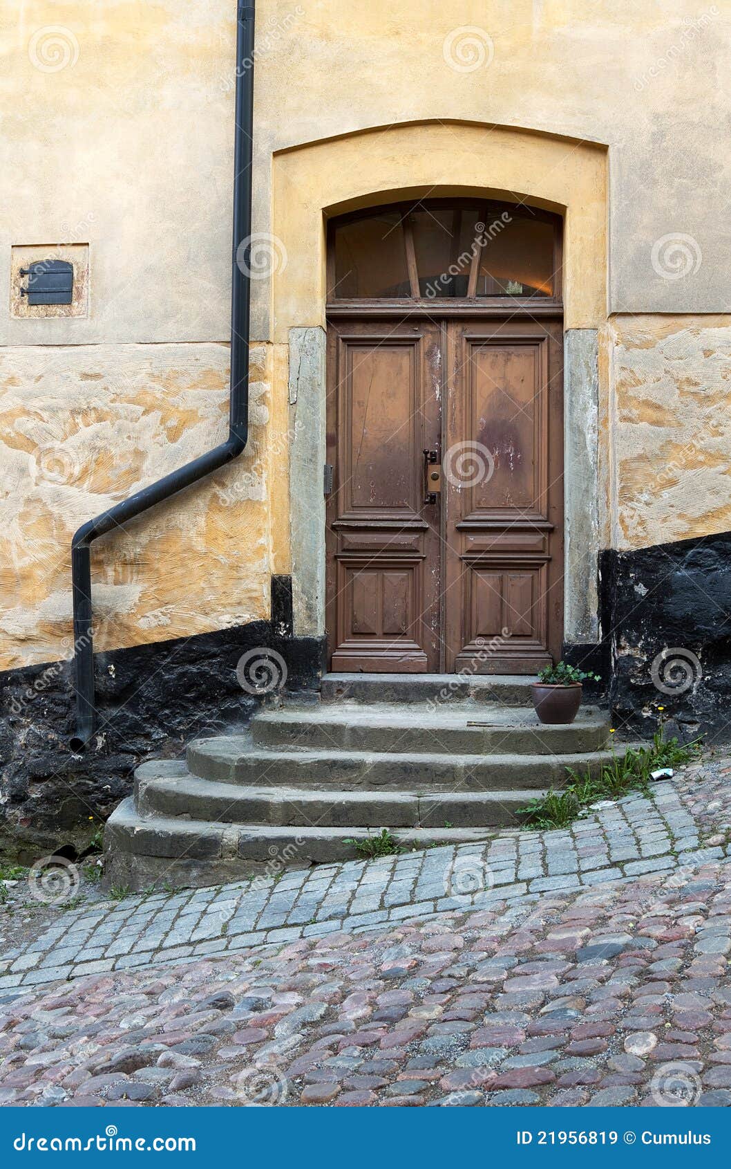 Old front door. stock image. Image of doorway, steps - 21956819