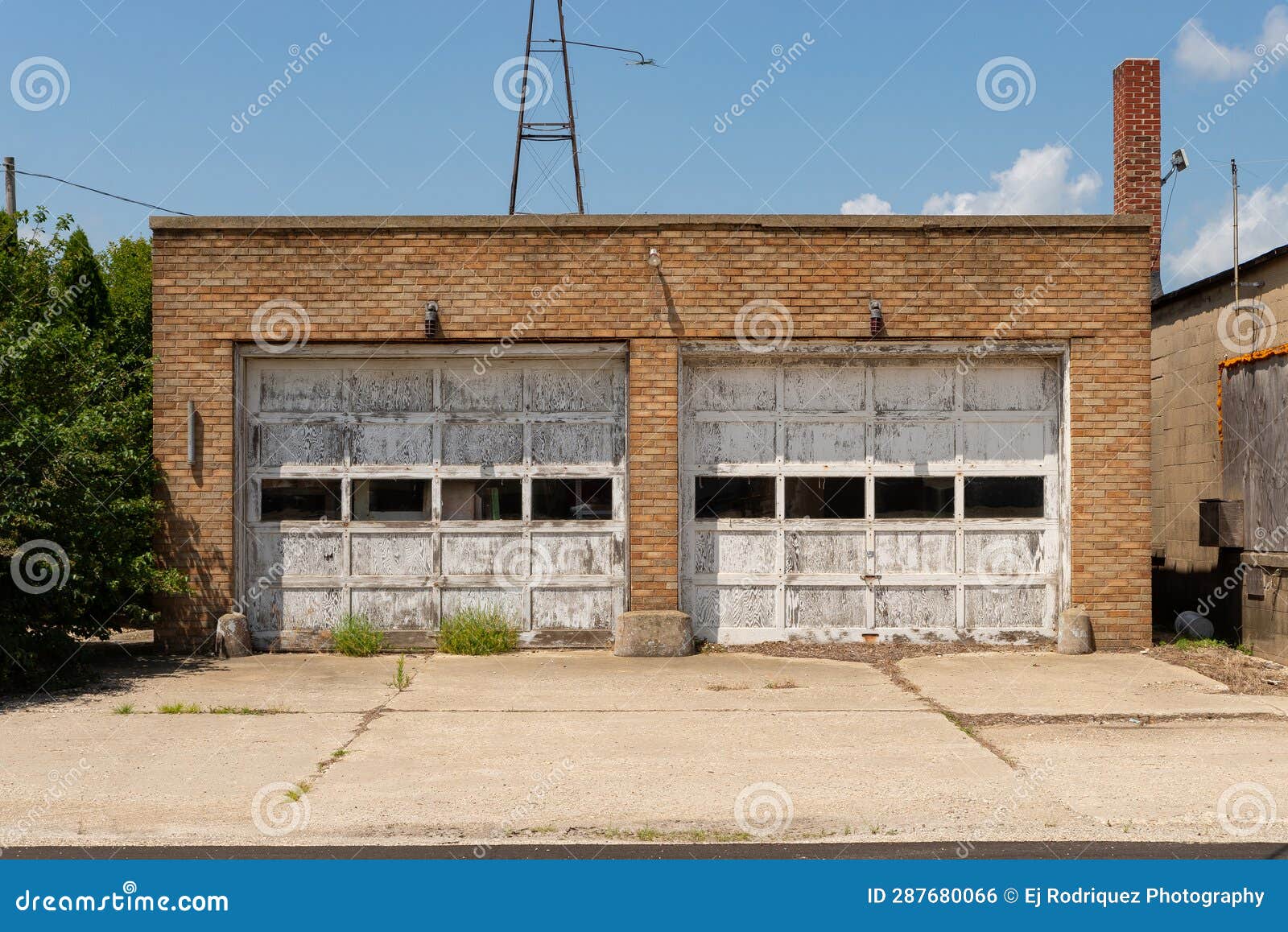 Old garage doors stock photo. Image of landscape, neighborhood - 287680066