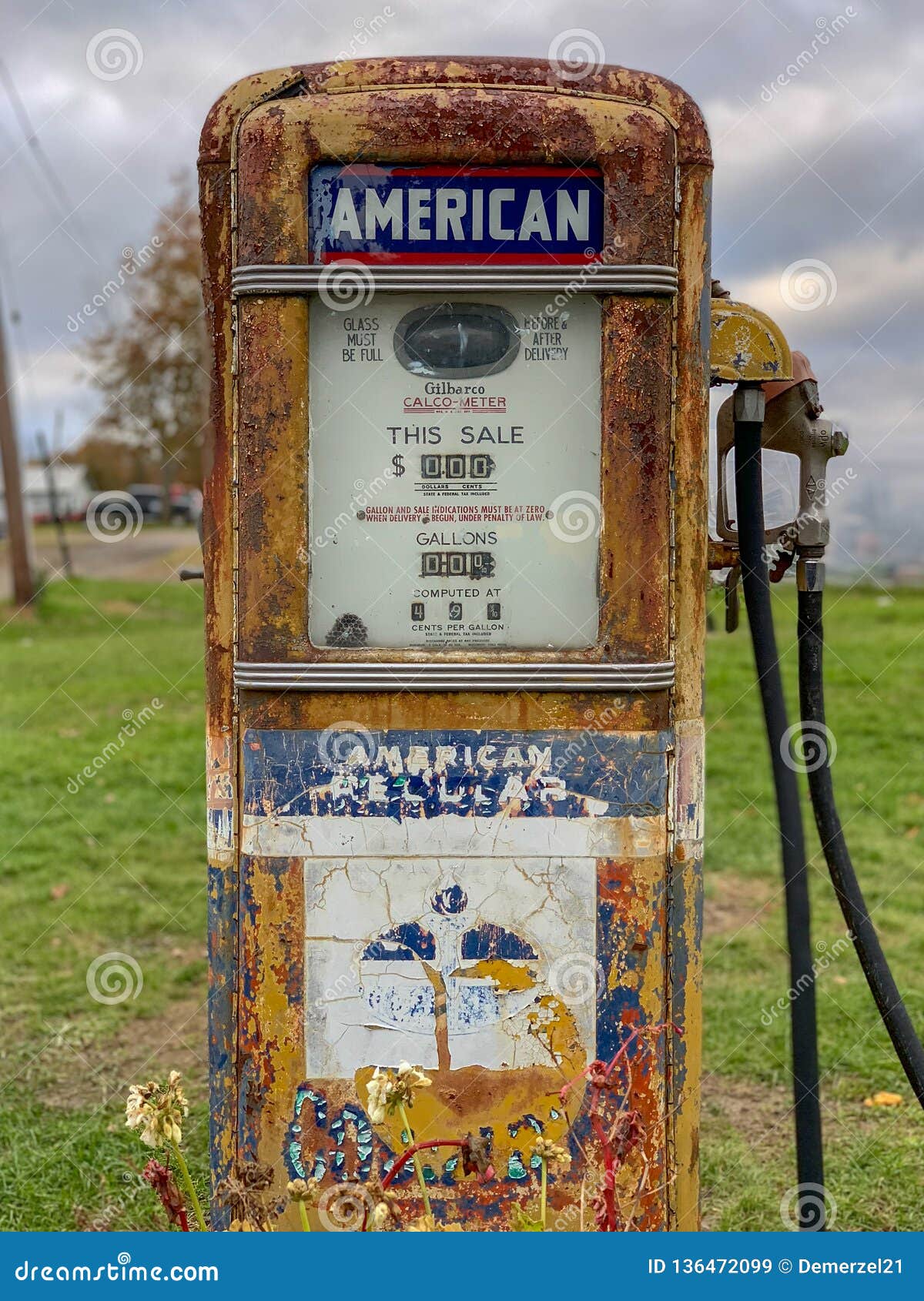 Old Gas Pump editorial stock image. Image of peeling - 136472099