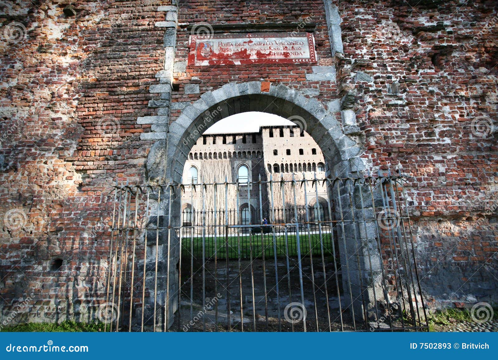 Old gate of Italian castle stock image. Image of interior - 7502893