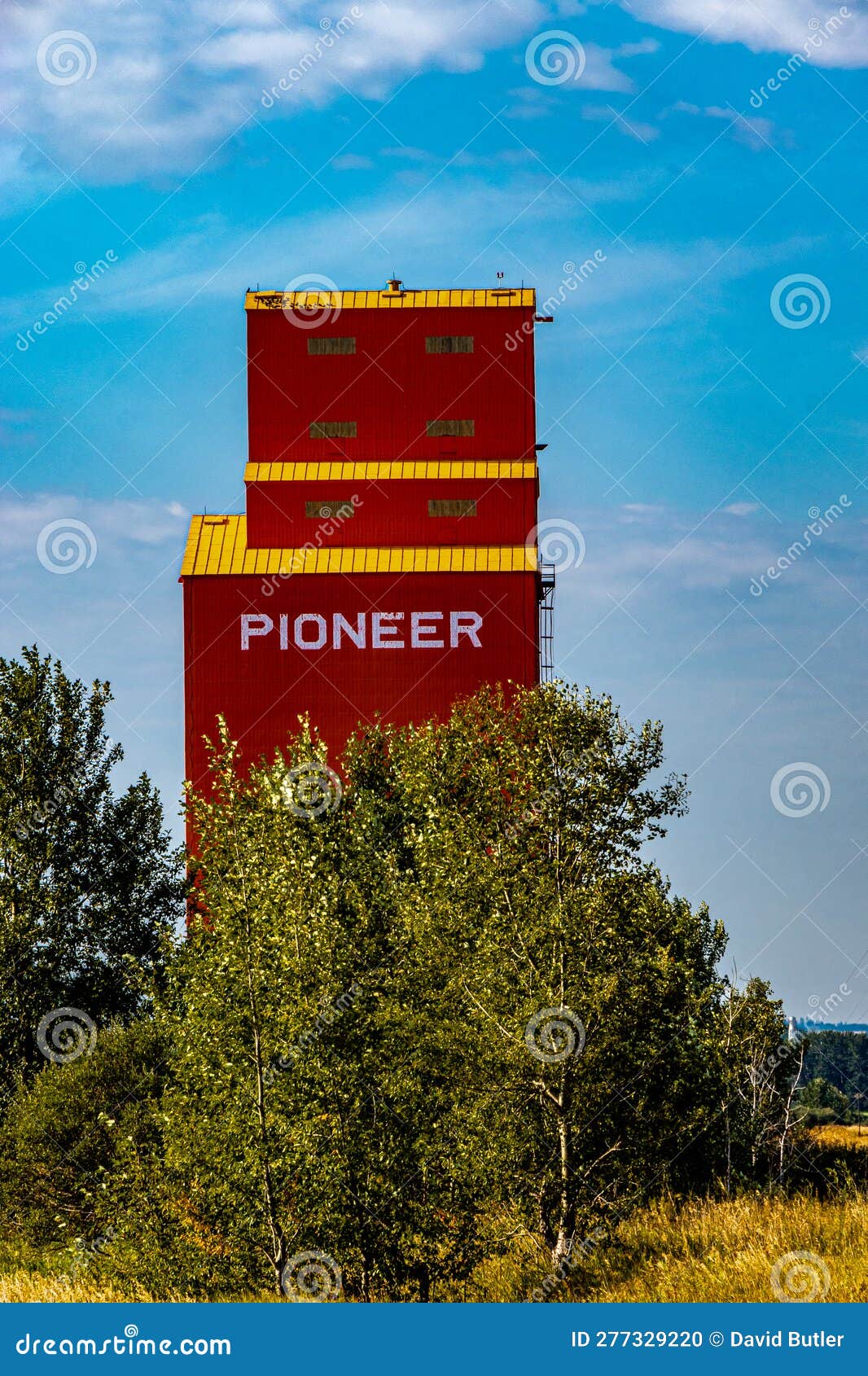 Old Grain Elevator on the Edge of Town Olds Alberta Canada Editorial ...