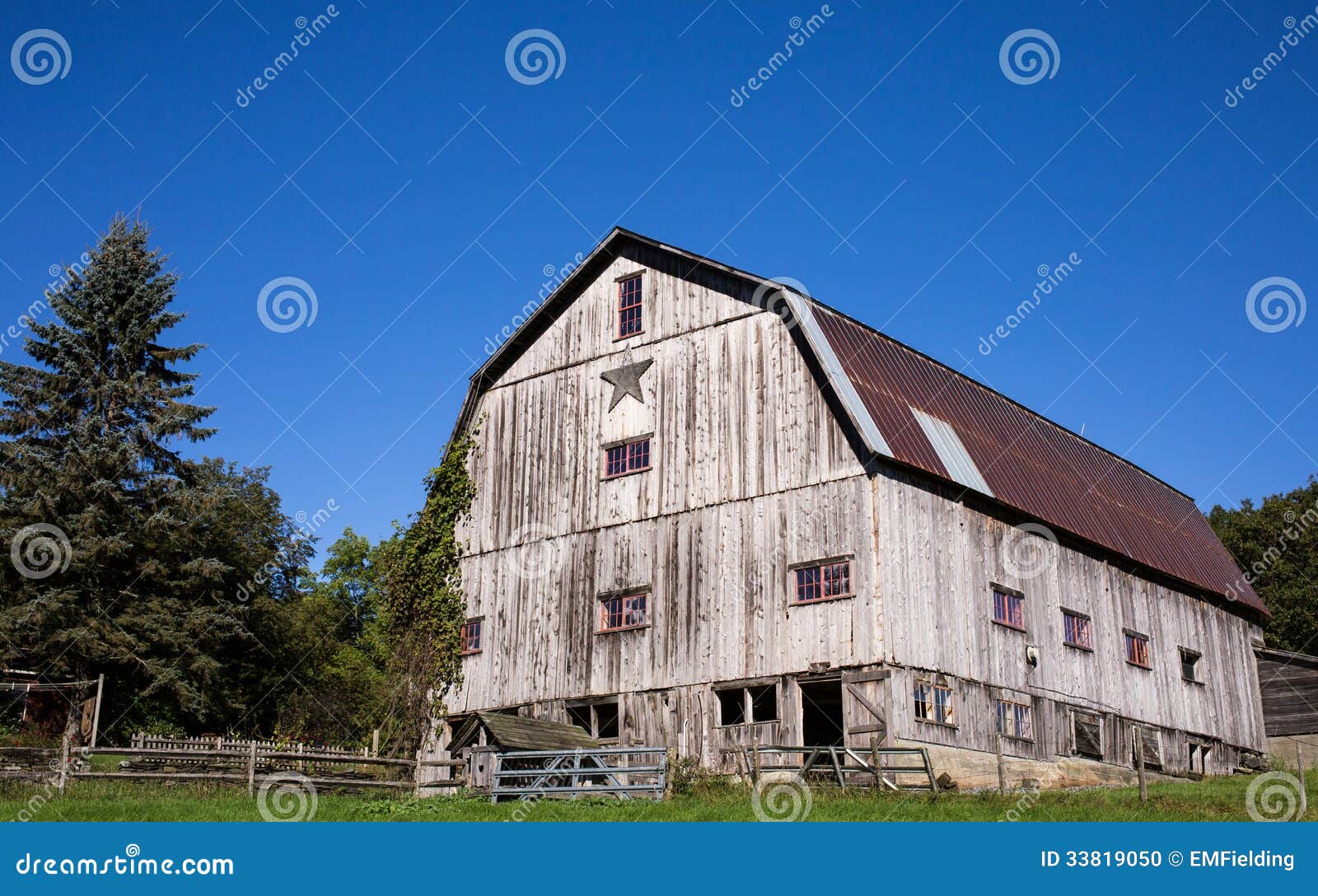 Old Gray Barn with Star stock photo. Image of farming - 33819050