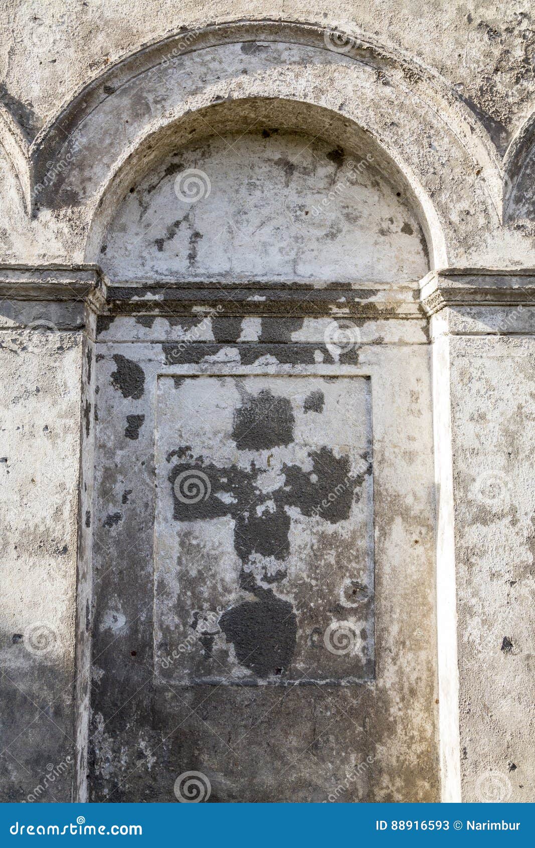 Old grungy arch in a wall stock image. Image of arch - 88916593