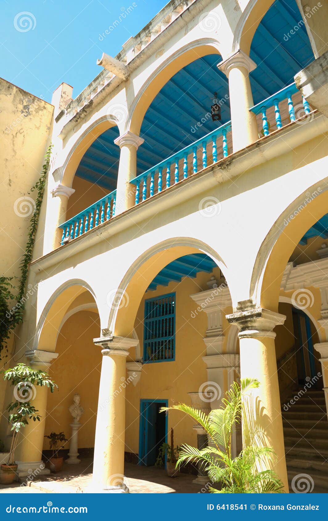 Old havana building stock image. Image of columns, retro - 6418541