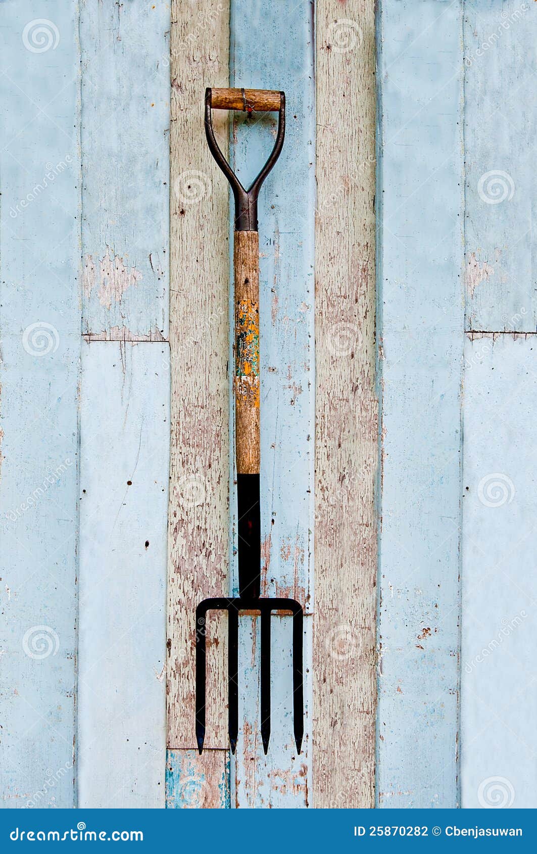 The Old Hayfork On Wood Background, Fork Of Farmers Hoeing Weeds ...
