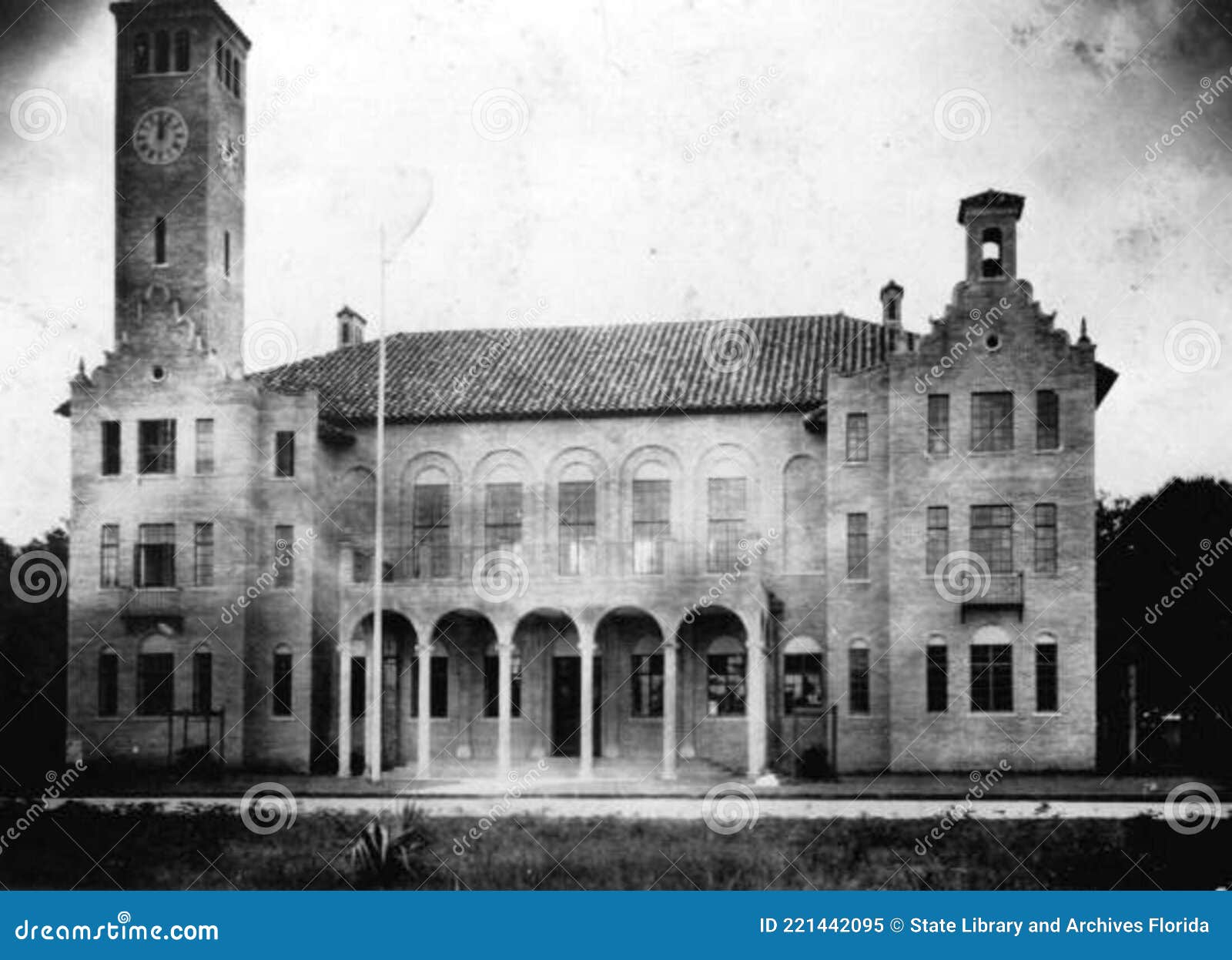 Old Hendry County Courthouse: La Belle, Florida Picture. Image: 221442095