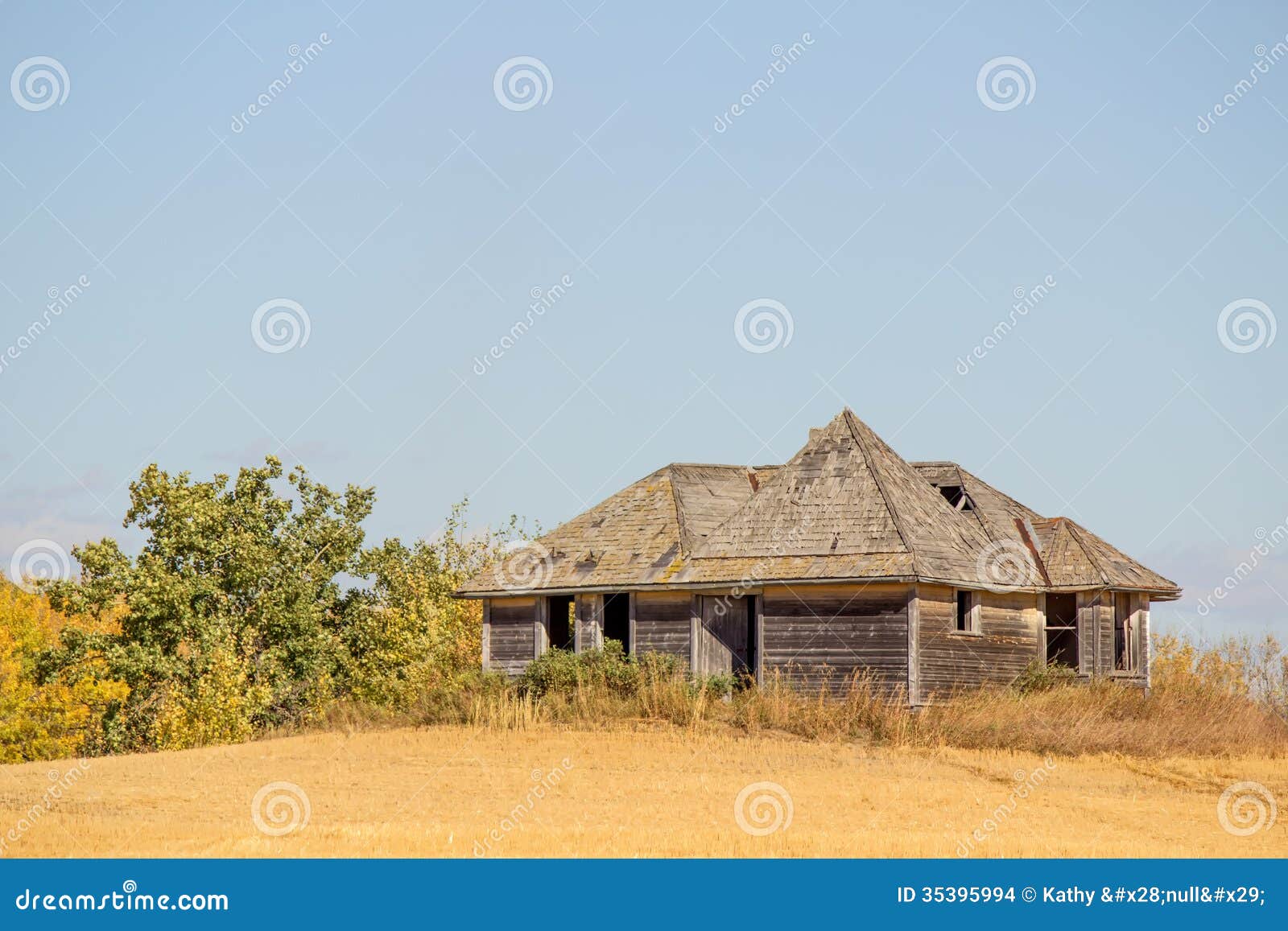 An old home on farmland stock photo. Image of peaks, agriculture - 35395994
