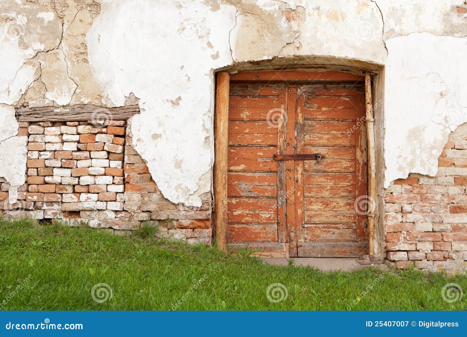Old house in bad condition stock image. Image of home - 25407007