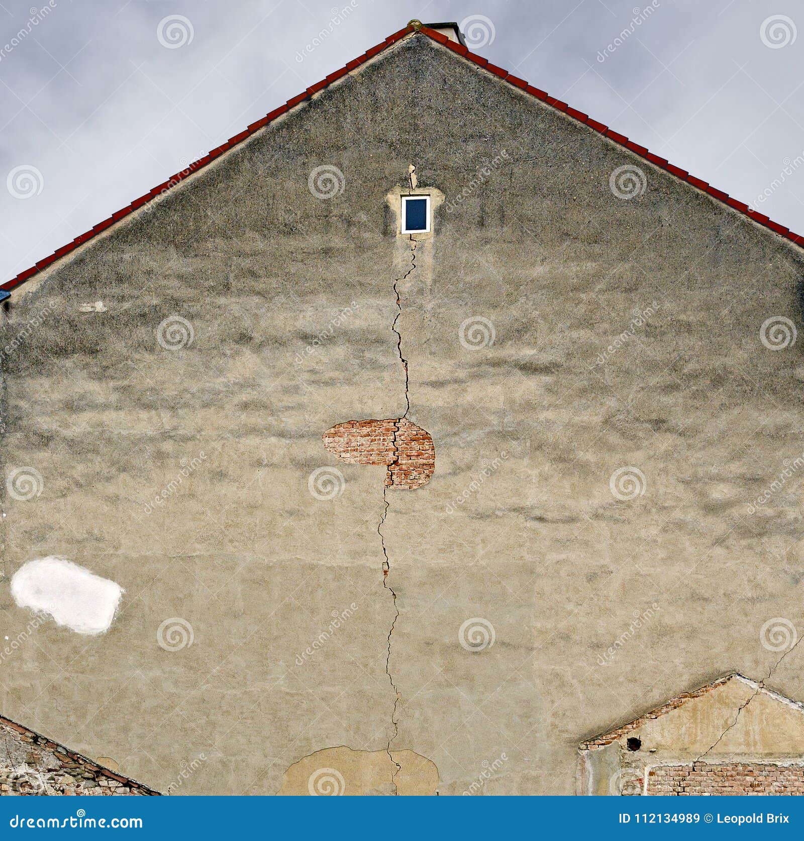 Old house with crack stock image. Image of crack, building - 112134989