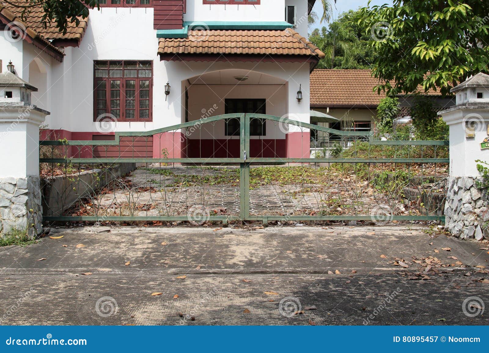 Old house stock image. Image of house, green, cluttered - 80895457