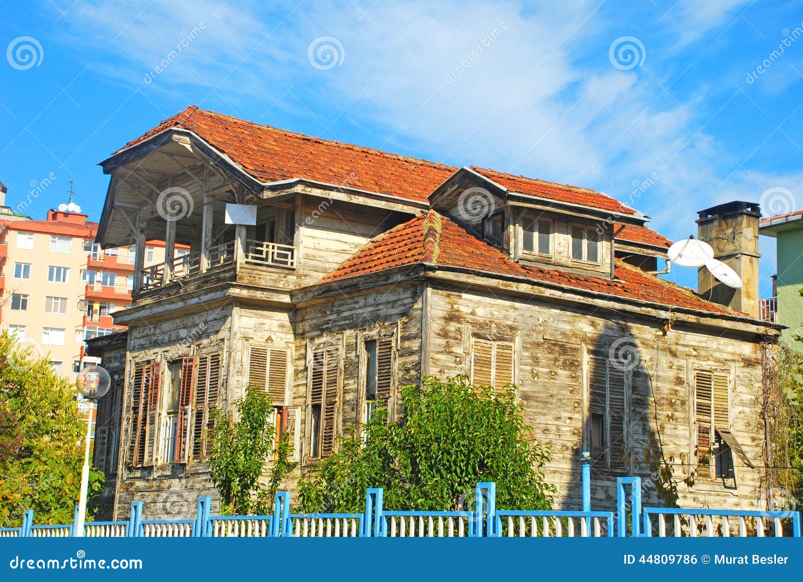 Old house in Istanbul stock photo. Image of residences - 44809786