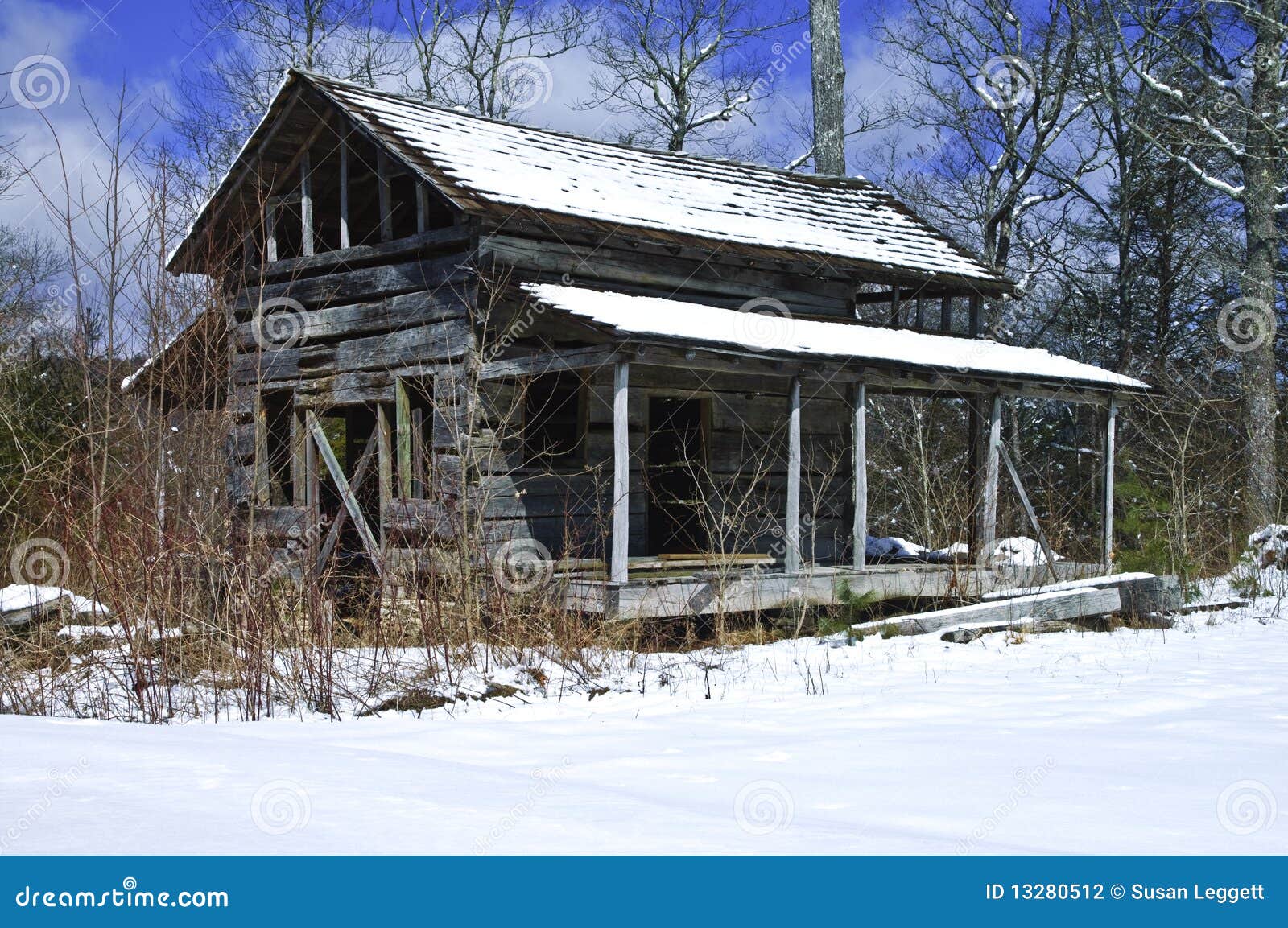 Old House in the Winter Snow Stock Photo - Image of rundown, antique ...