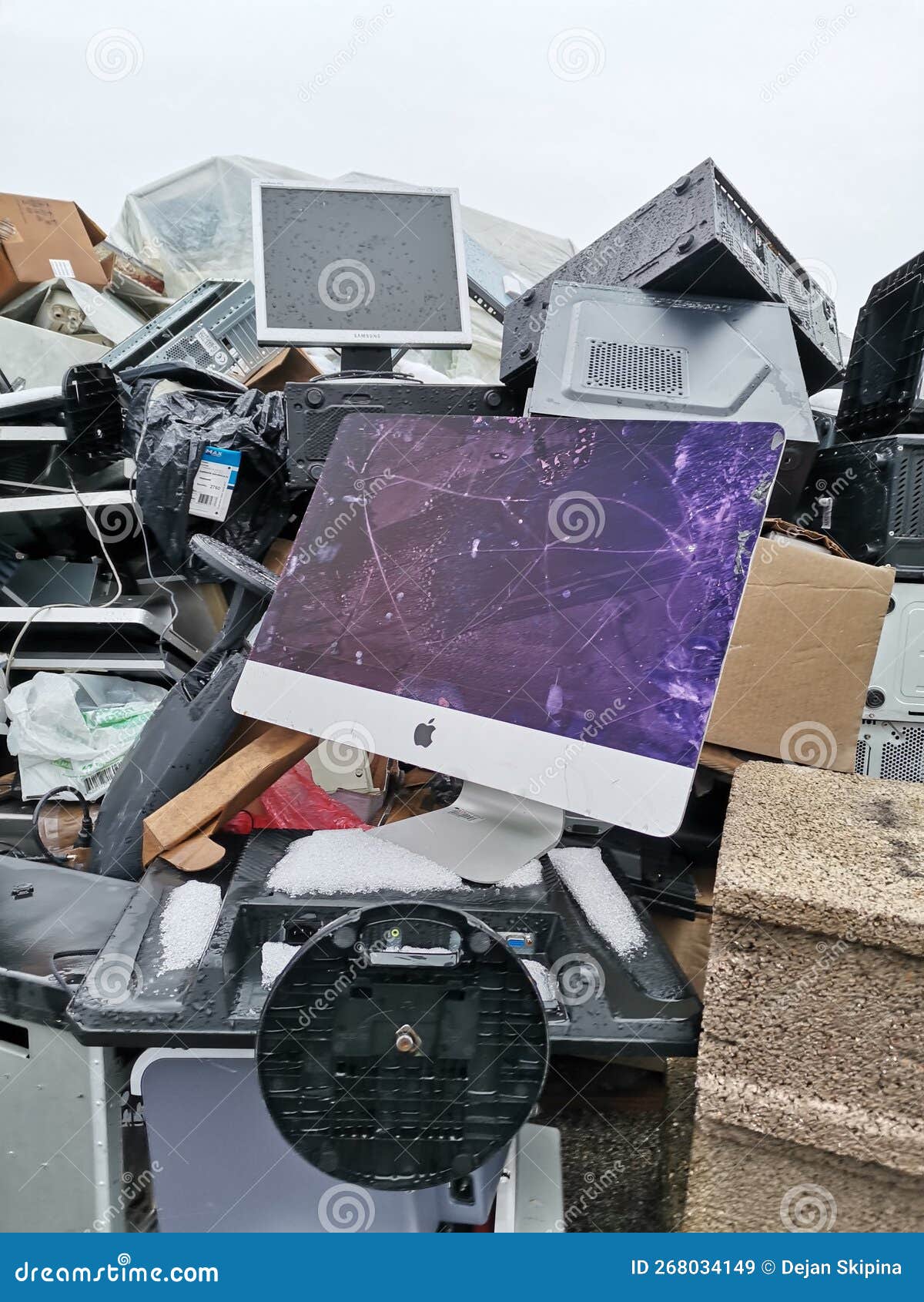 Old Imac 24 Dead Broken Death Mac Pc Ibm Editorial Stock Image - Image ...