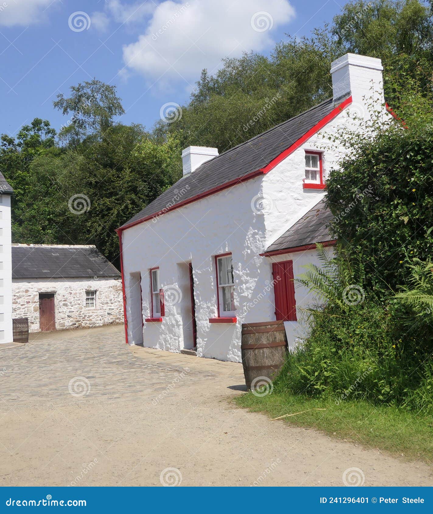 Old Irish Traditional Whitewashed Cottage on Farm in Ireland Editorial ...
