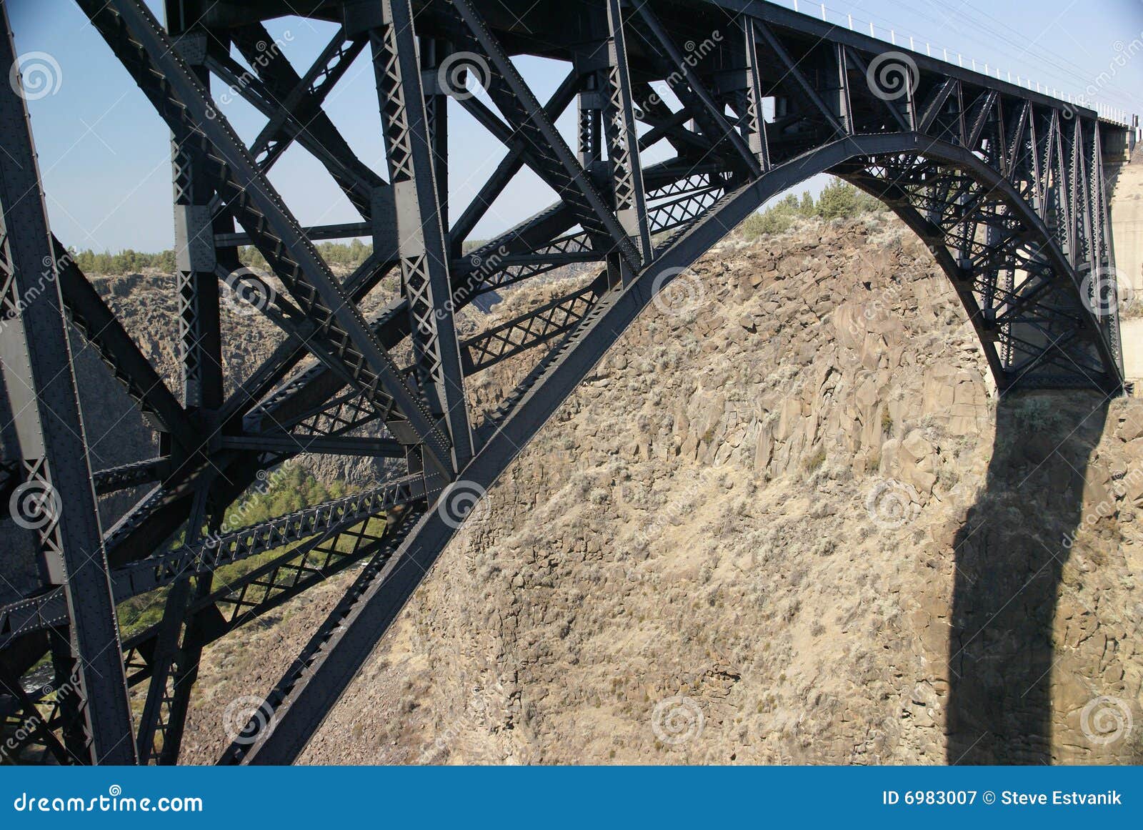 Old Iron Bridge Over the Crooked Rive Stock Image - Image of boulders ...