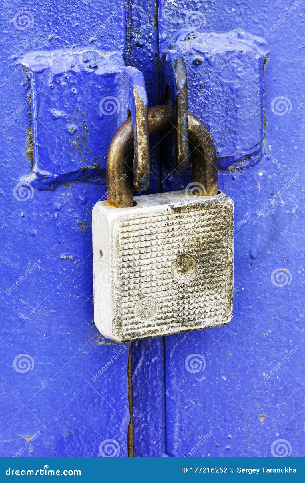 An Old Iron Castle Indicating The Price Of 3 R And The Names Of People ...