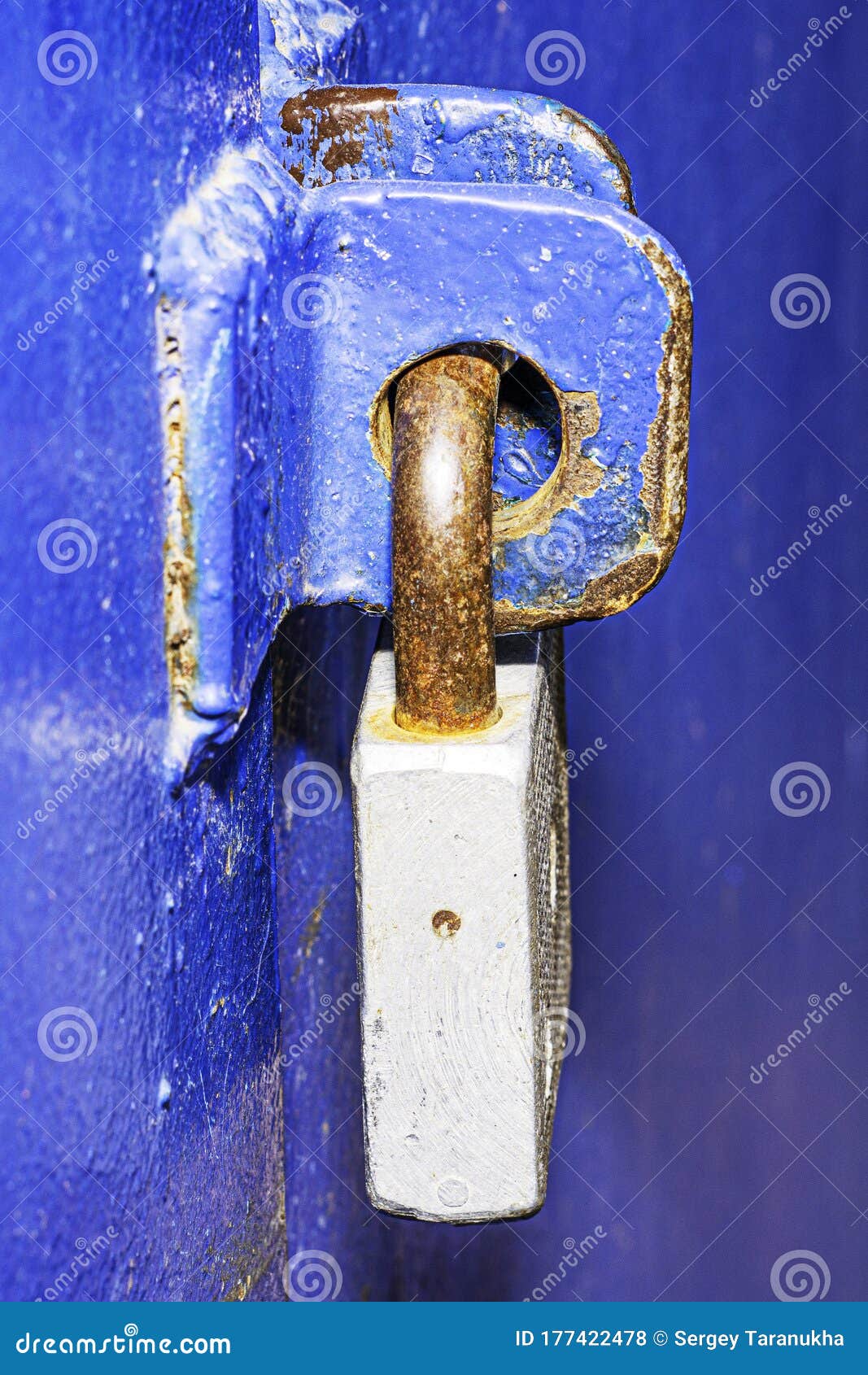 An Old Iron Castle Indicating The Price Of 3 R And The Names Of People ...