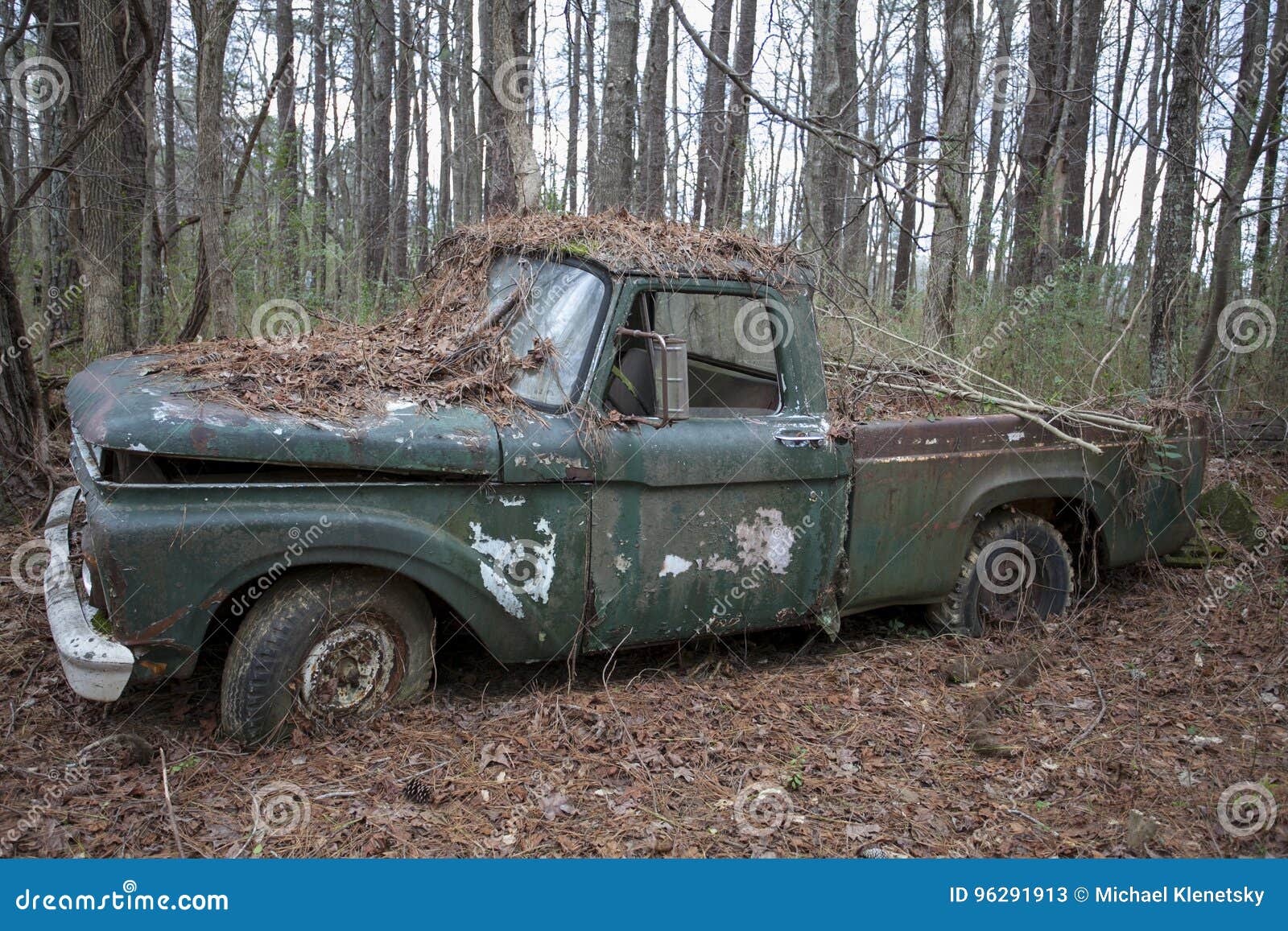 Old Jalopy stock image. Image of outdoor, junk, green - 96291913