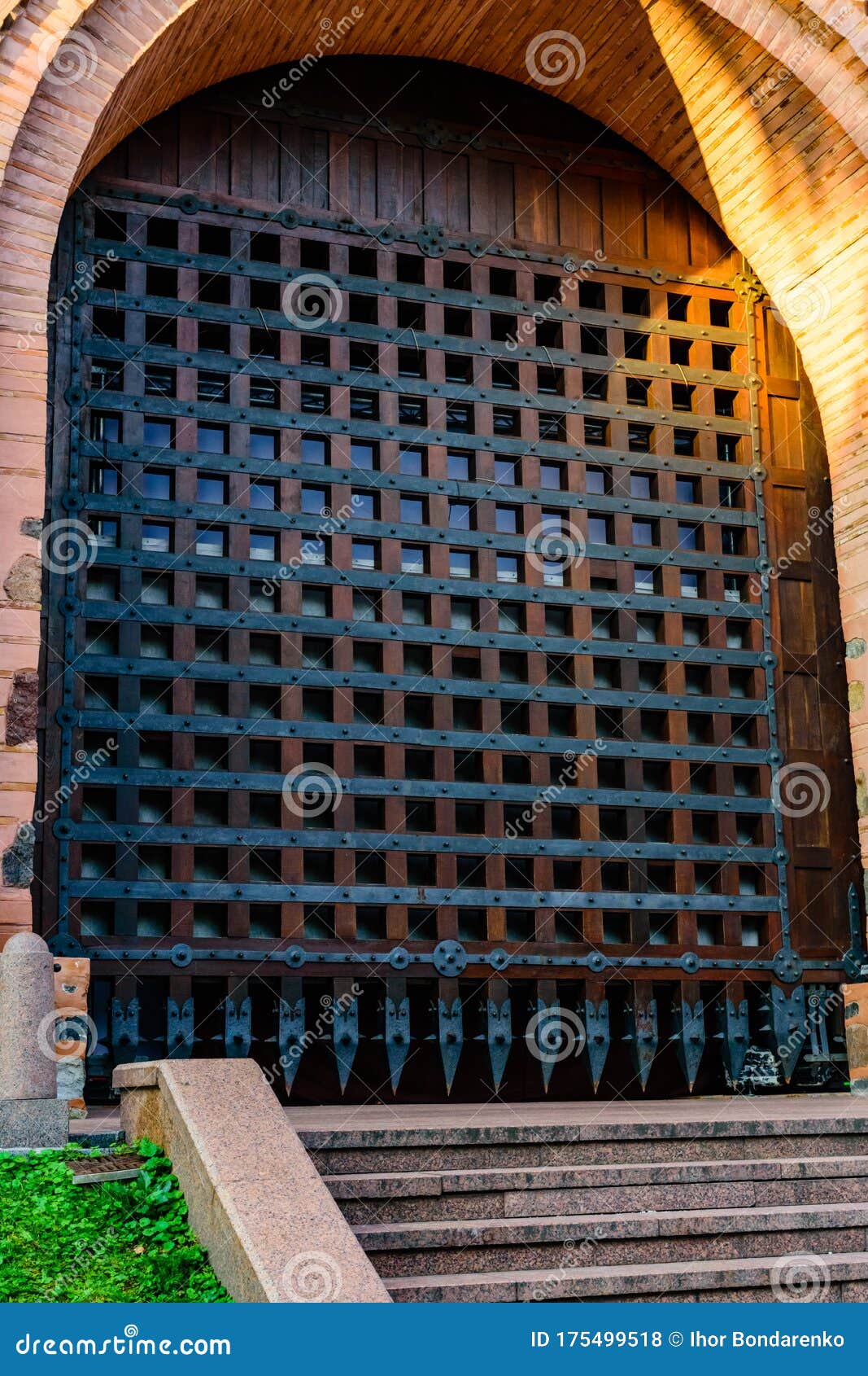 Old Lifting Gate To the Ancient Castle Stock Photo - Image of fortress ...