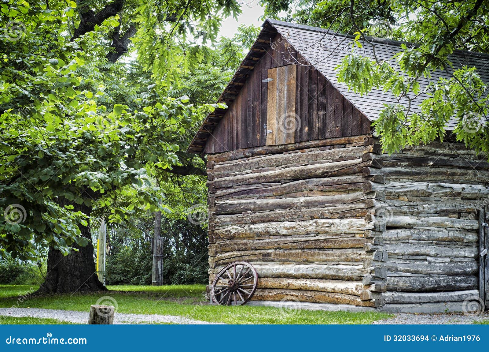 Old log barn stock photo. Image of brilliant, roof, cabin - 32033694