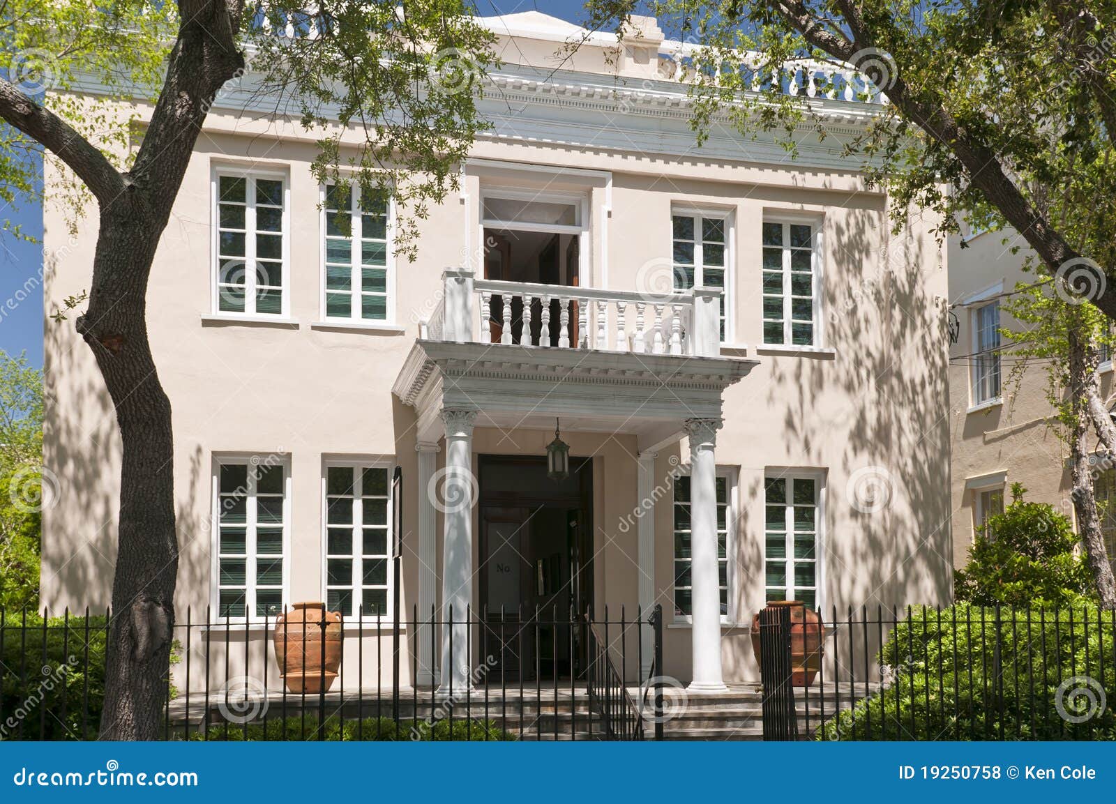 Old Luxury Southern Mansion Stock Photo - Image of entry, elegance ...