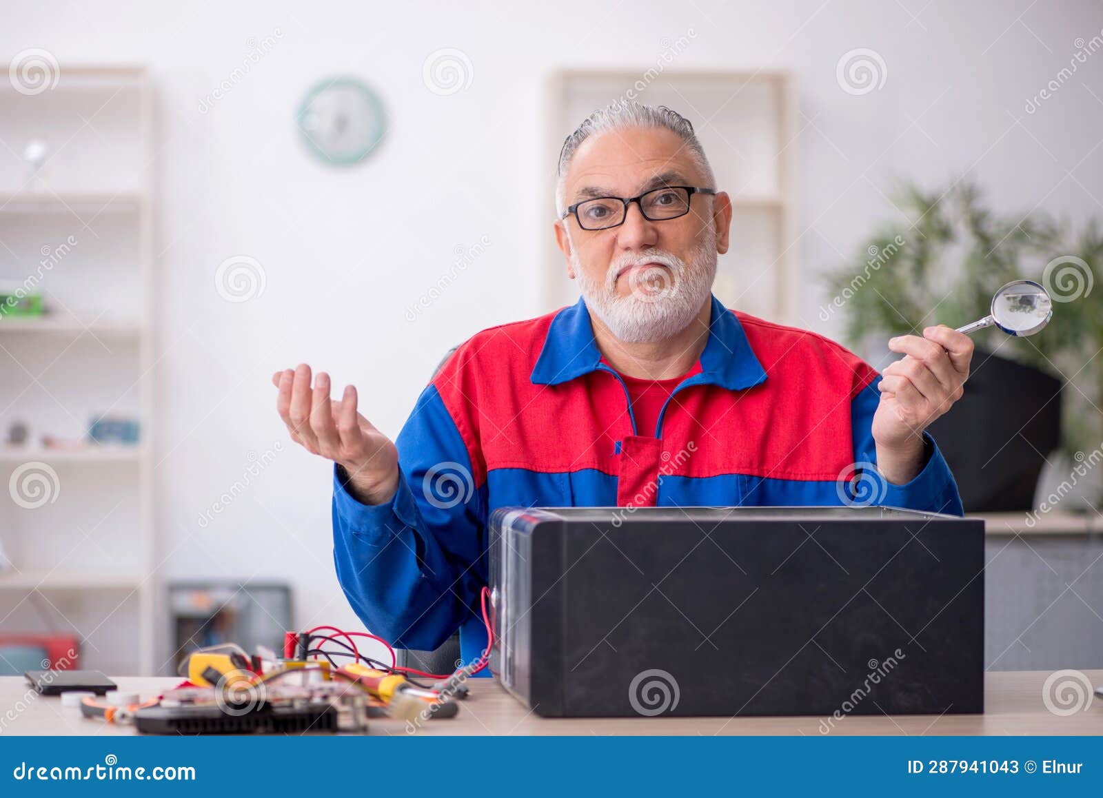 Old Male Repairman Repairing Computer Stock Image - Image of helpdesk ...
