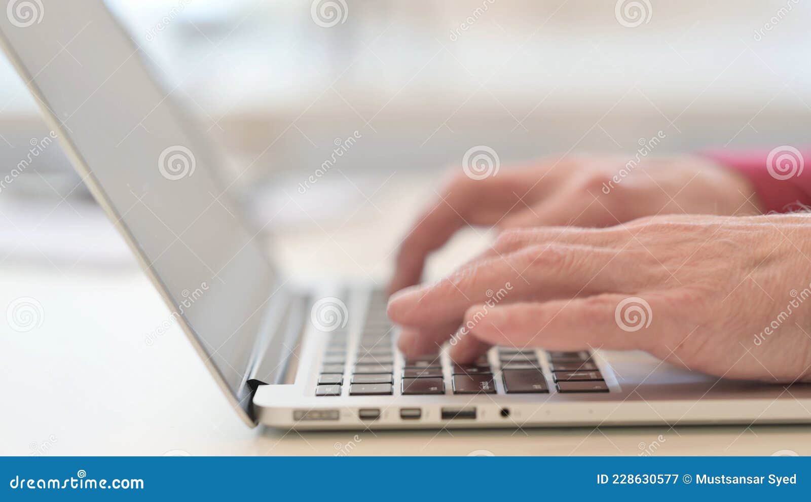 Old Man Hands Typing on Laptop Stock Image - Image of employee, surfing ...