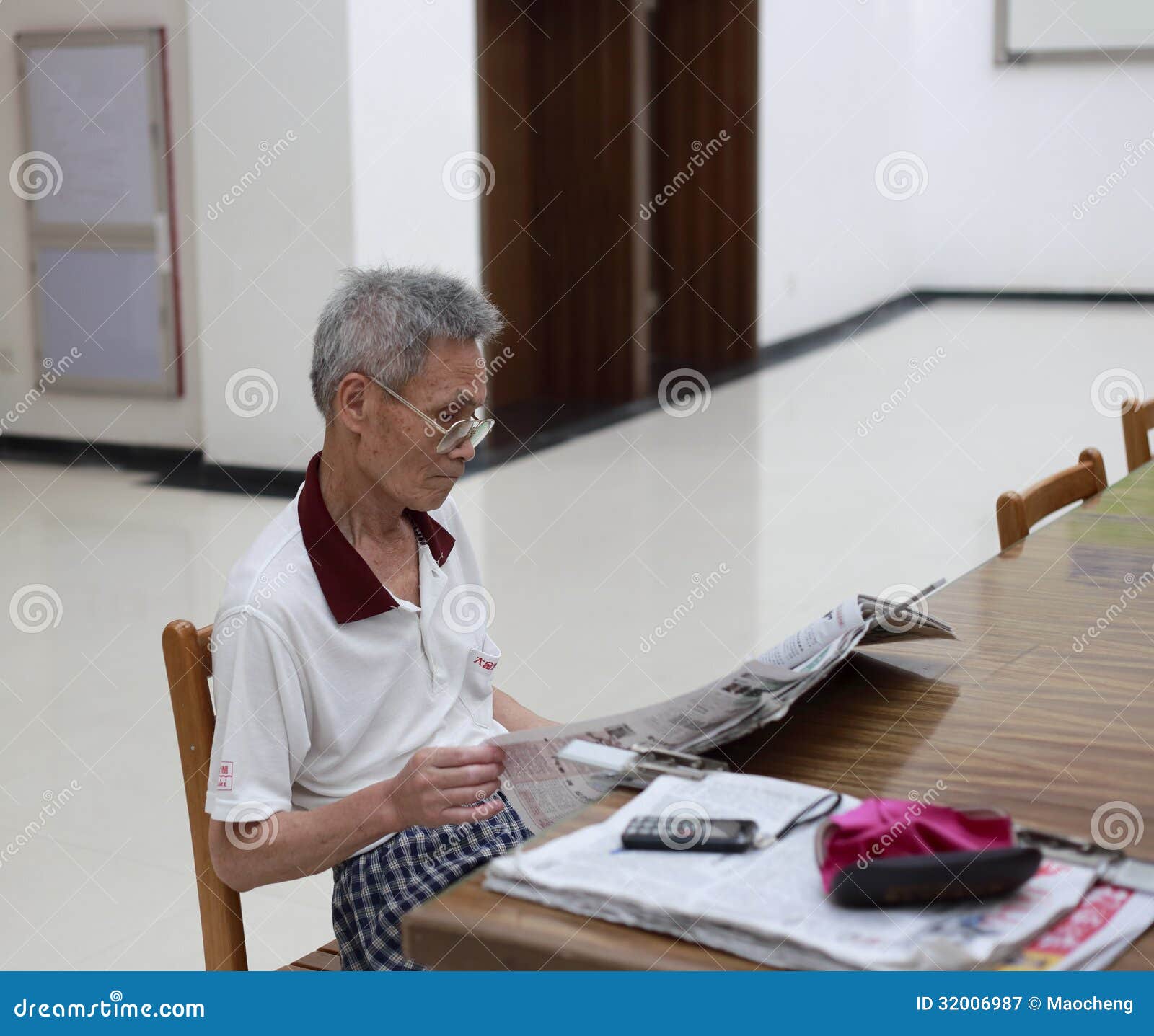 Old Man Reading Newspaper in Library Editorial Photography - Image of ...