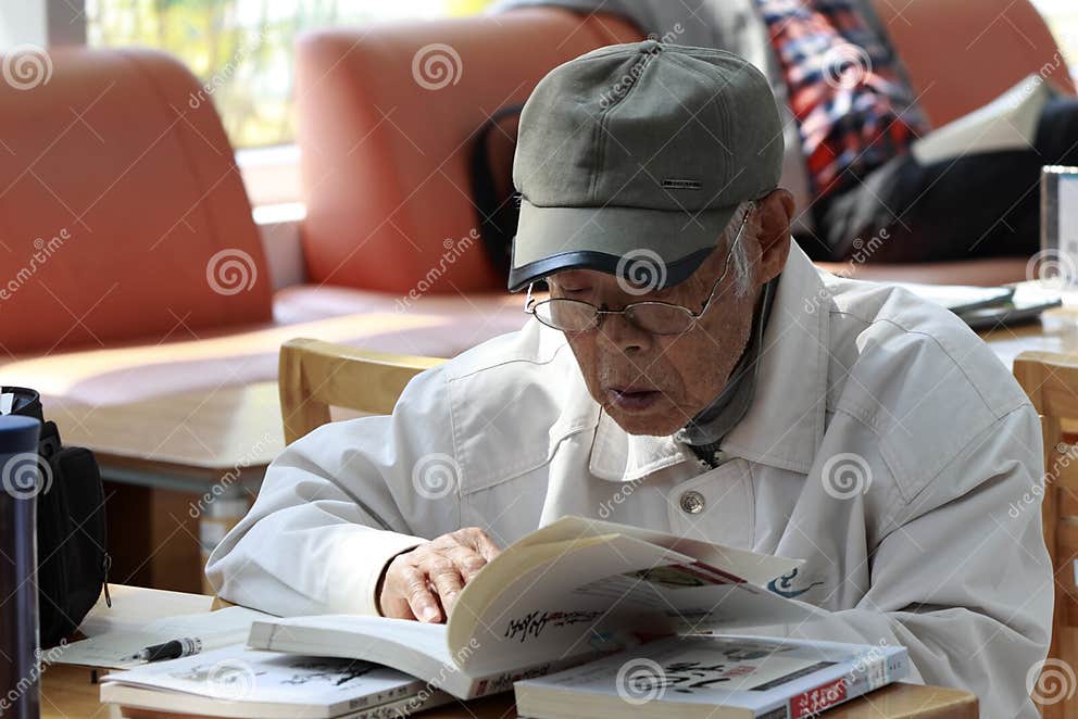 Old Man Studying in Library Editorial Image - Image of helping, library ...